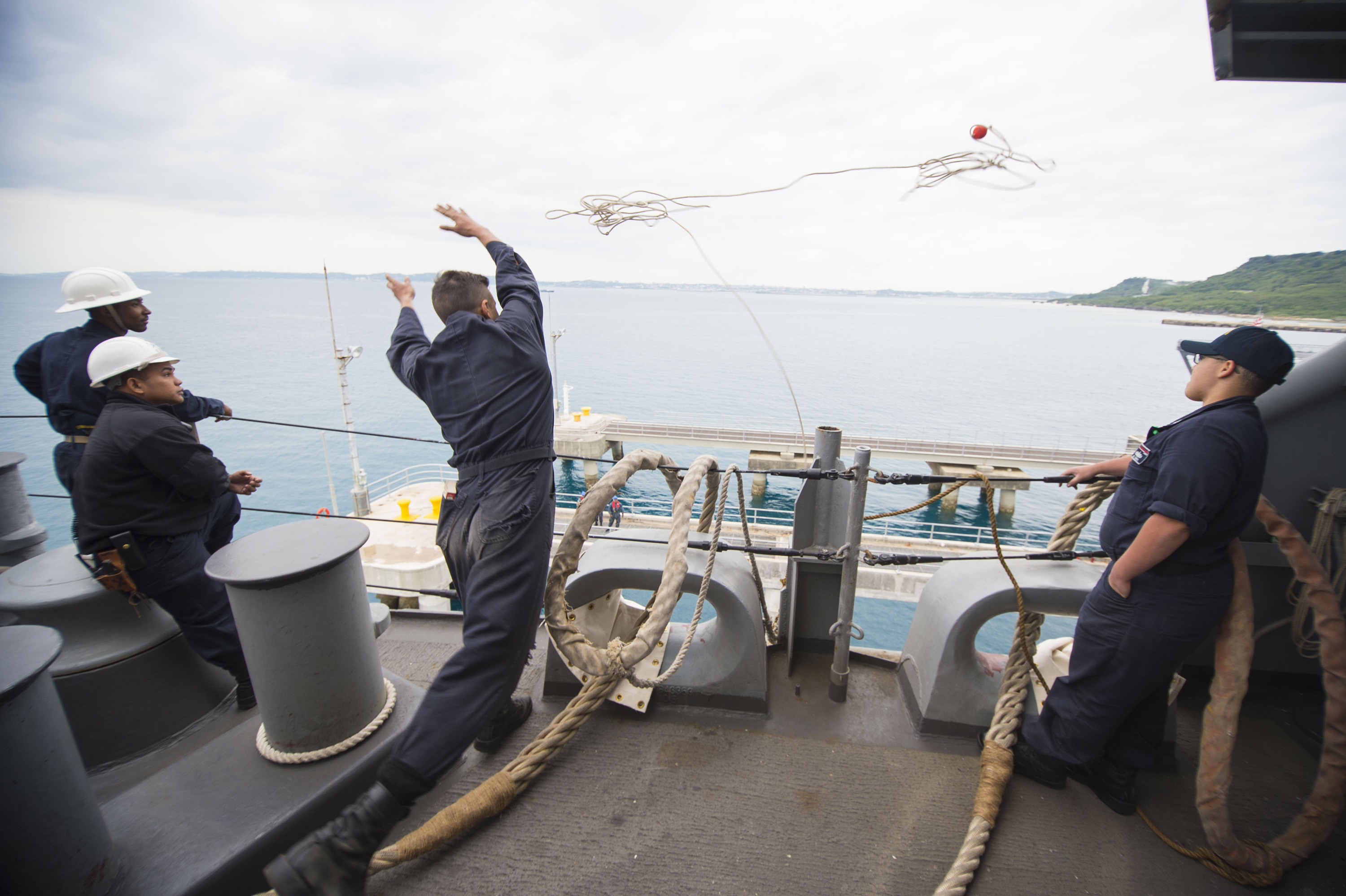 Bonhomme Richard Arrives in Okinawa, Offloads 3d MARDIV Marines ...