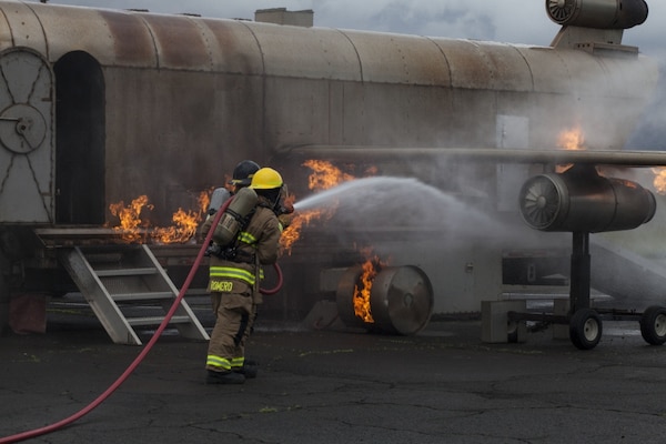 ARFF conducts ‘Wheel Fire’ training > 1st Marine Aircraft Wing > 1st ...
