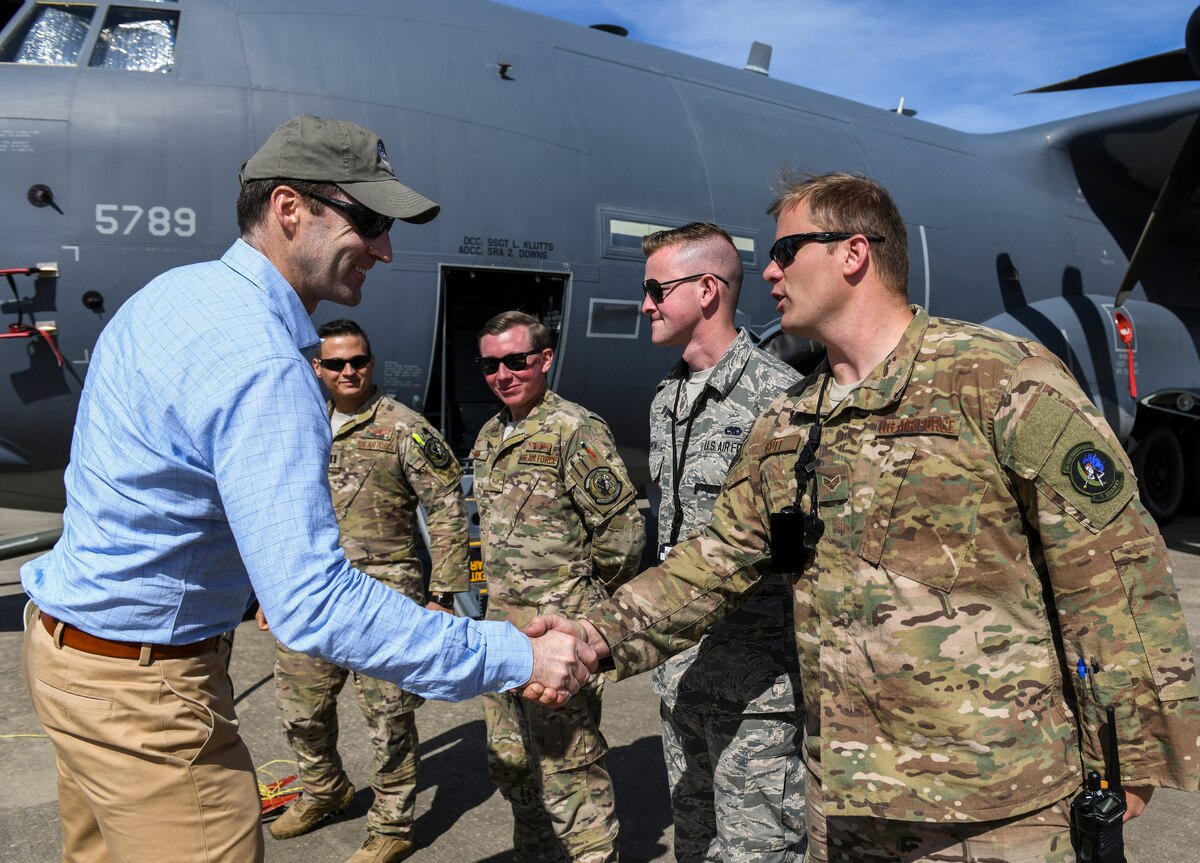 ASD/SOLIC visits AFSOC > Air Force Special Operations Command > Article ...