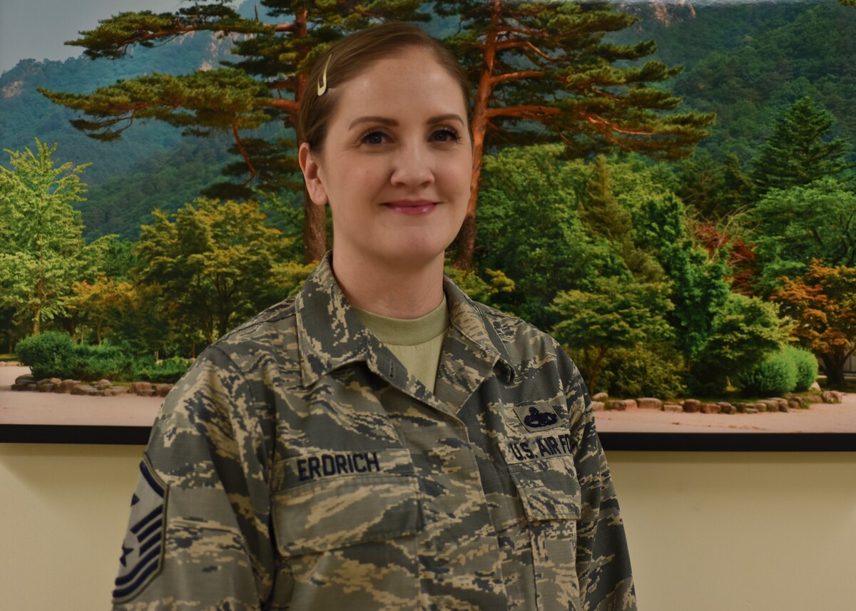 AFAF -- Lending a helping hand > Osan Air Base > Article Display