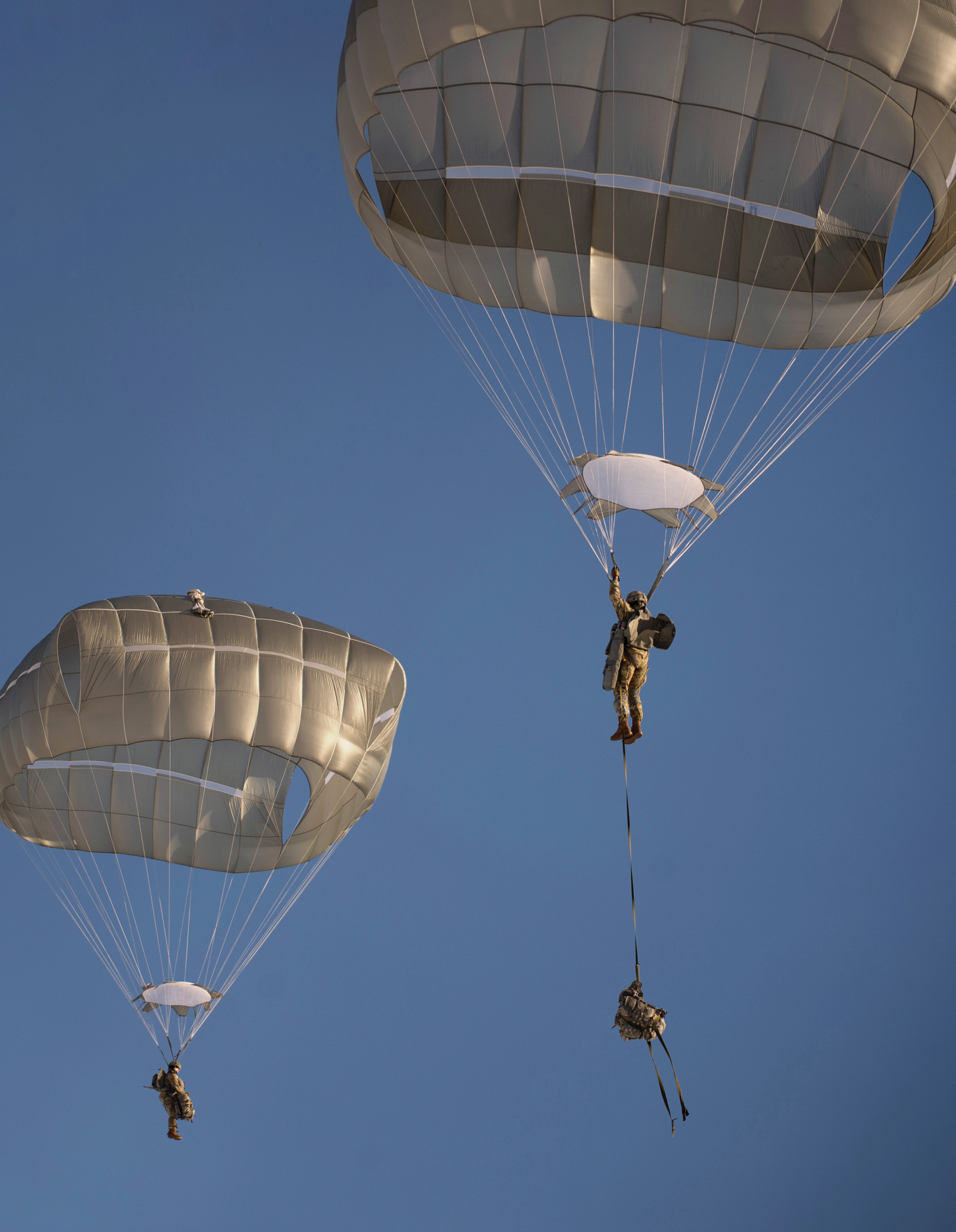 Spartan paratroopers go airborne