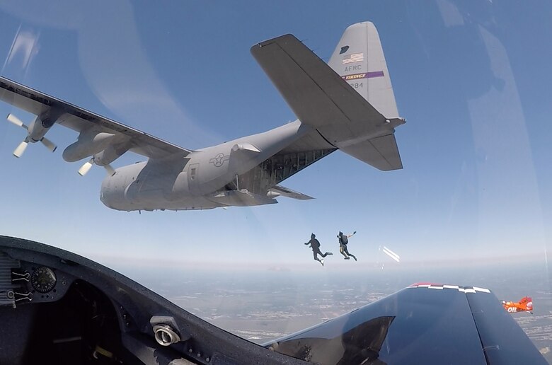 Global Vikings give Para-Commandos a lift at Wings Over Myrtle Beach ...
