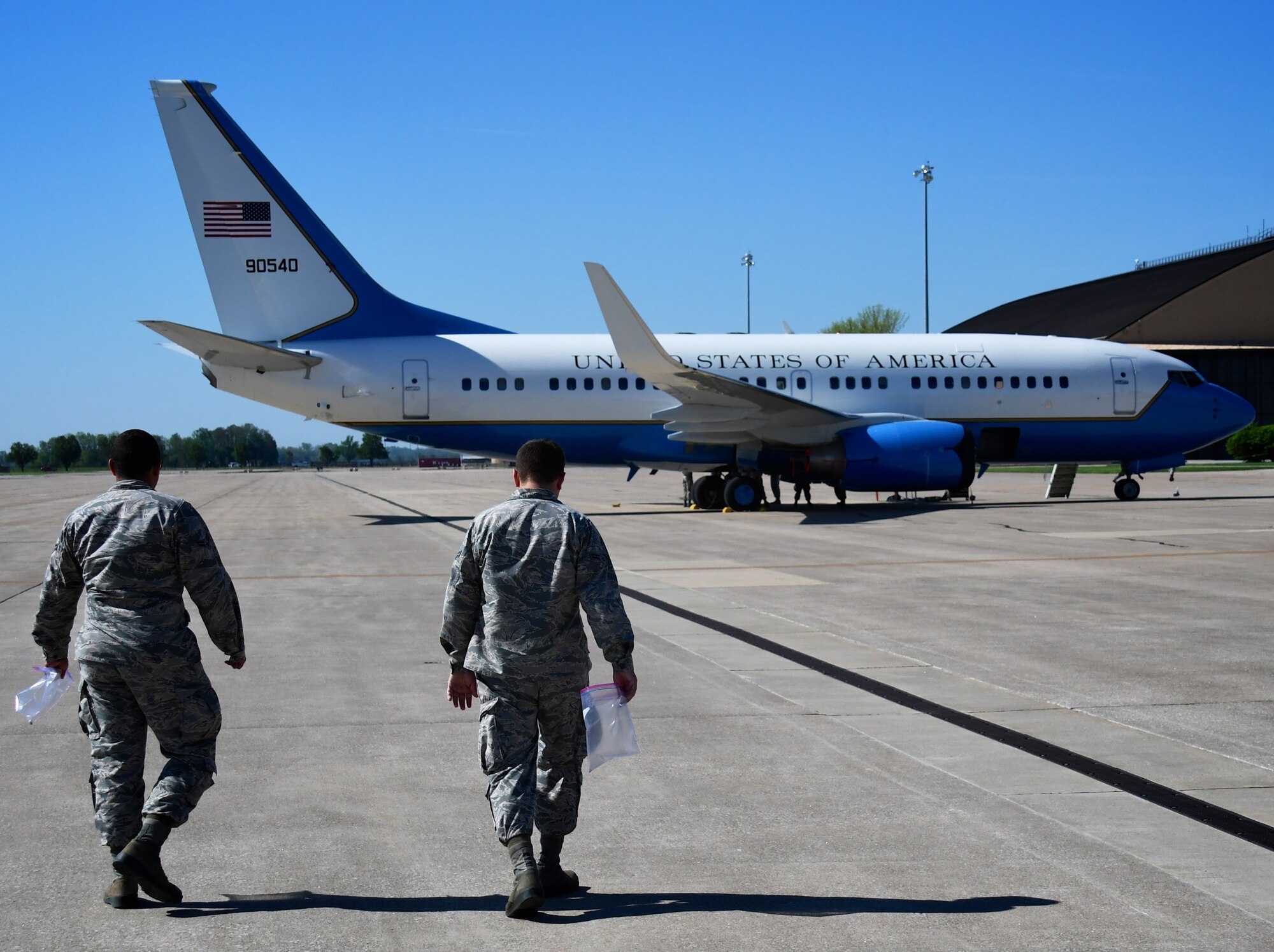 Maintenance keeps flight line ready for C-40 launches > 932nd Airlift ...