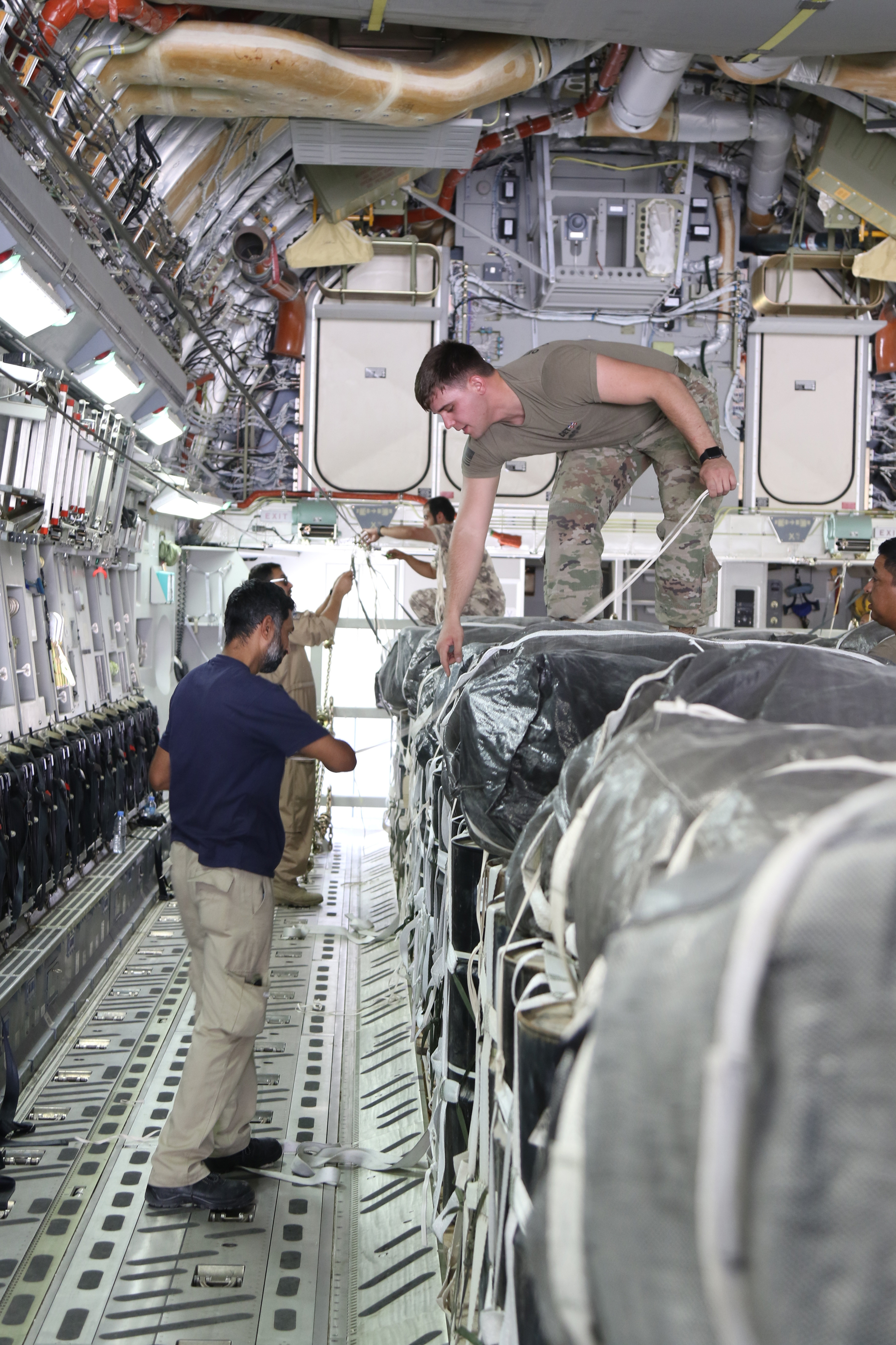Qatar, U.S. militaries work together to strengthen Qatar C-17 air drop ...