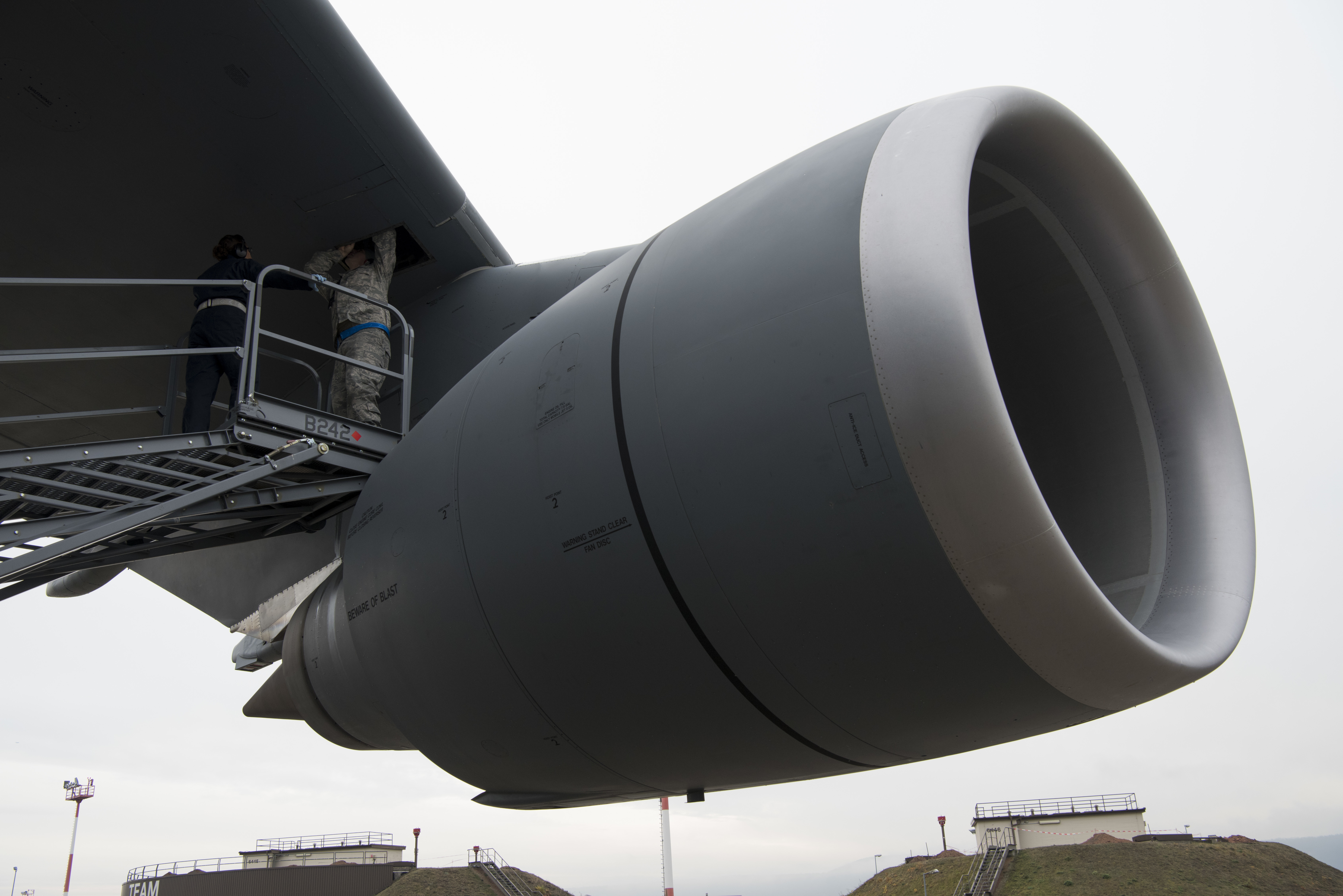 Airlift Wing and AMOW pioneer C-5 maintenance training concept > Air ...