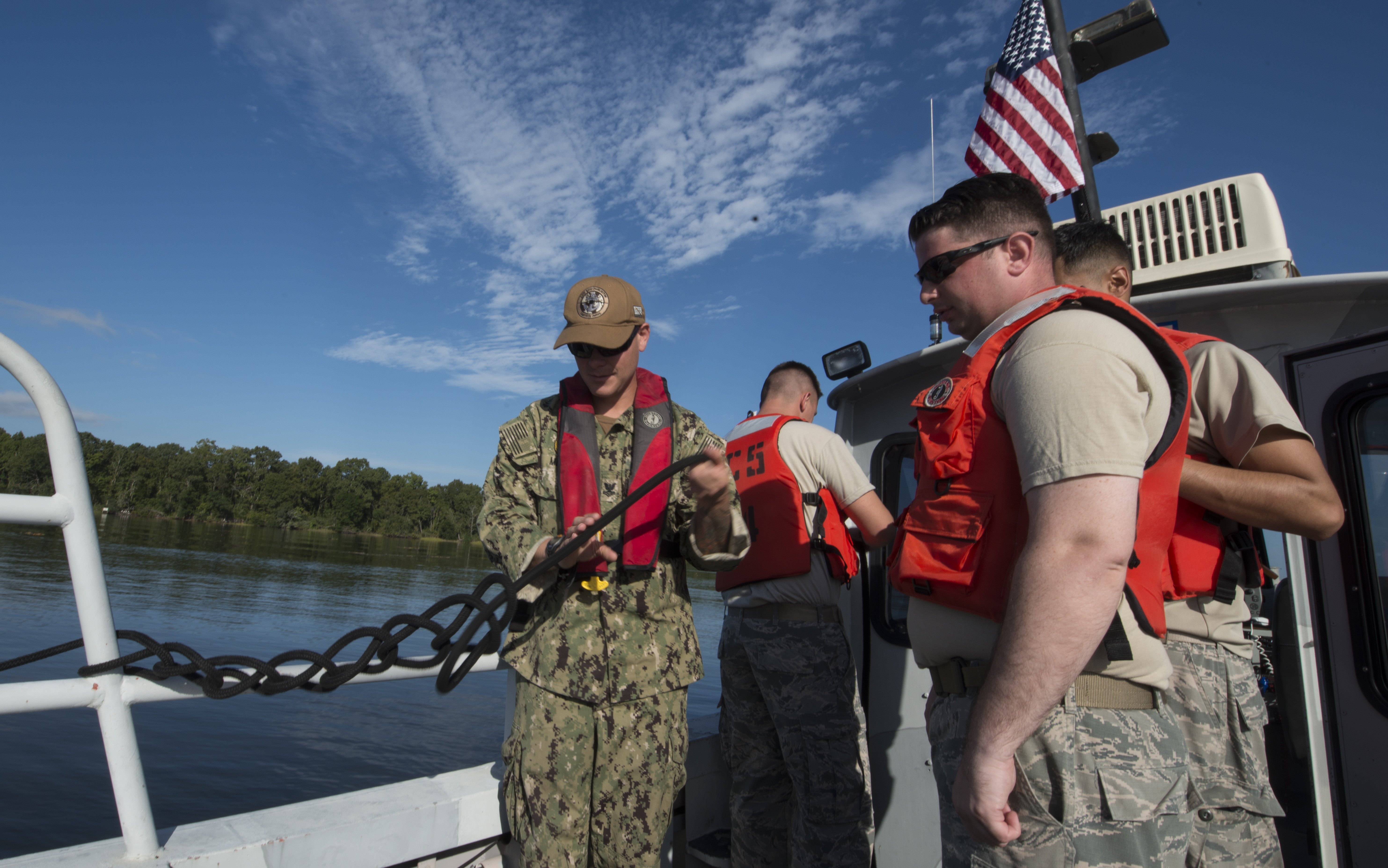 Sailors navigate Airmen through joint boating course