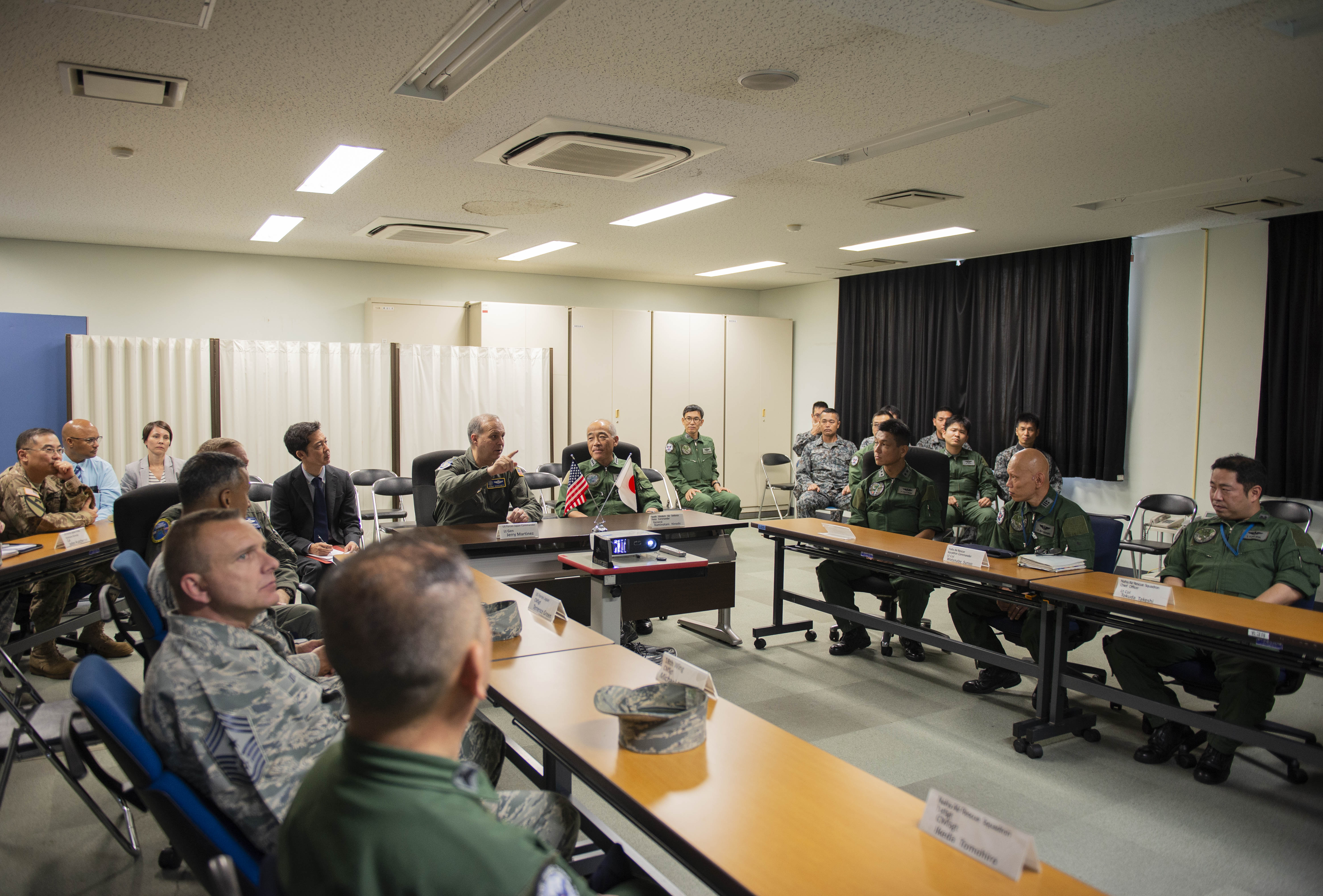 USFJ Commander presents medals to JASDF rescue crew