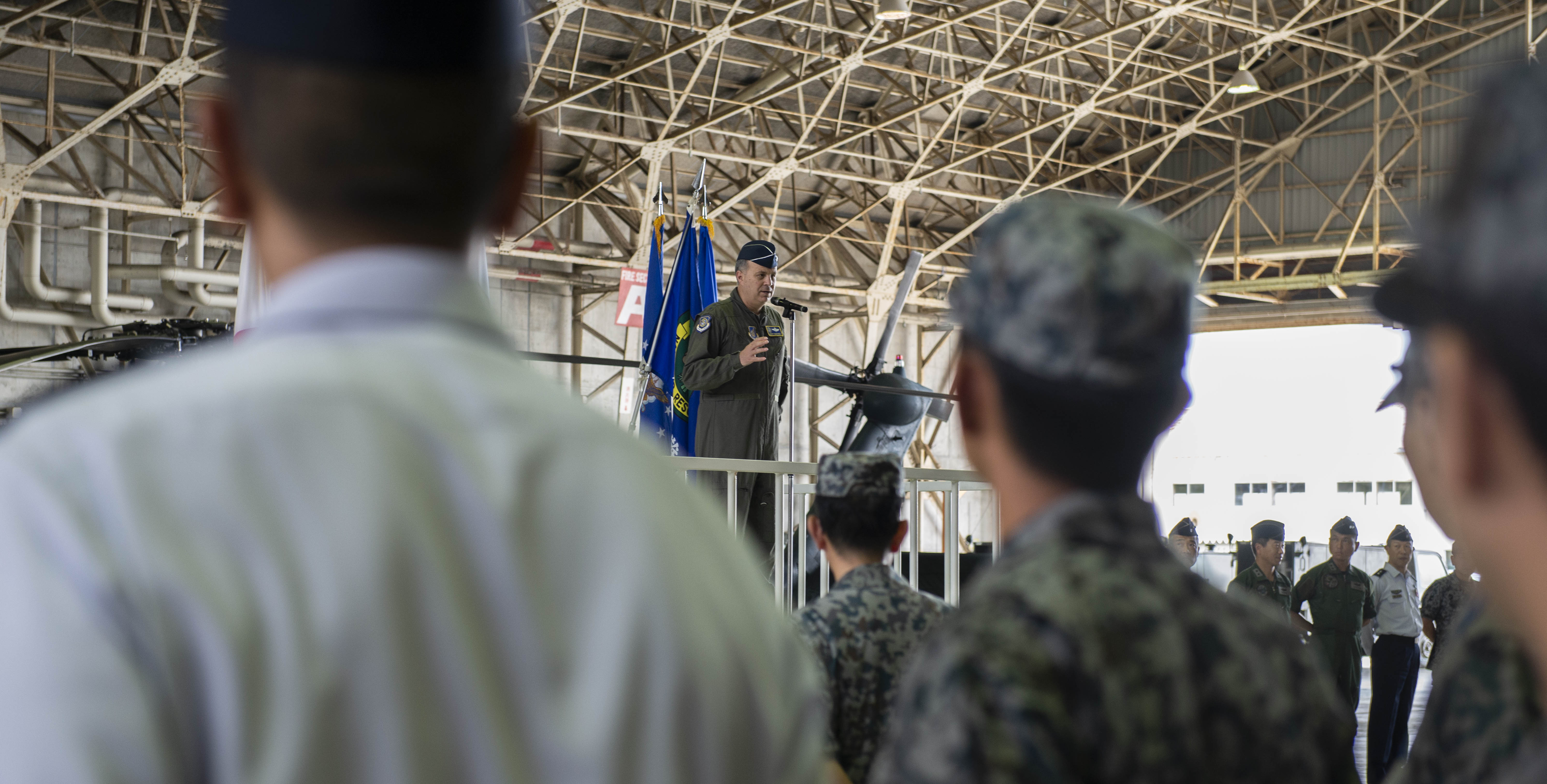 USFJ Commander presents medals to JASDF rescue crew
