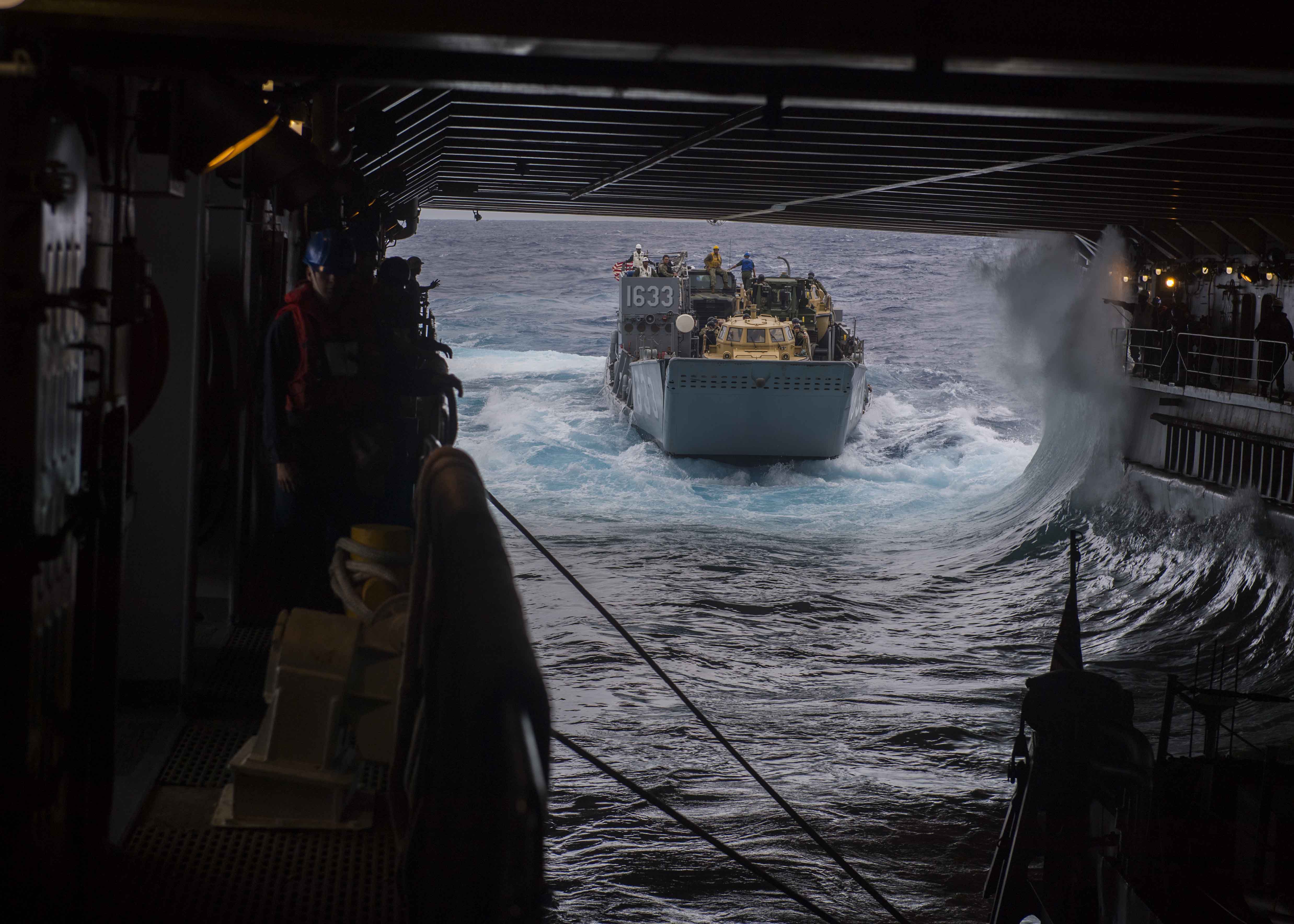 USS Ashland, CLB 31 begin DSCA support following Typhoon Yutu > United ...