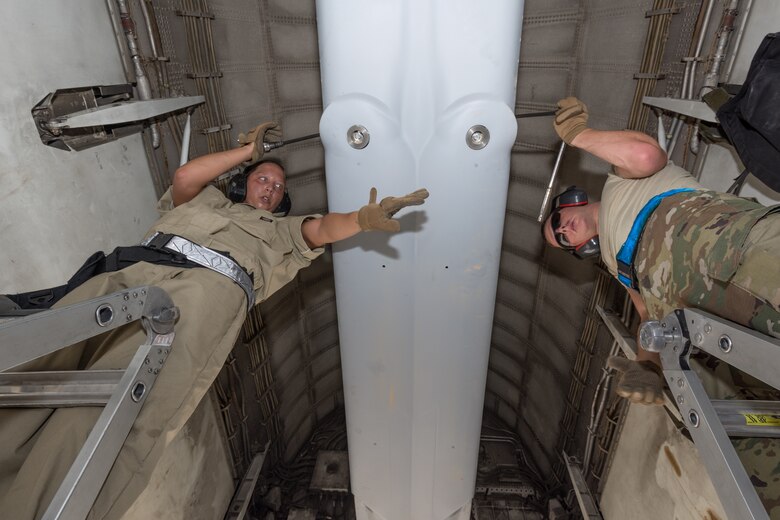 B-1B weapons loaders conduct combat-capability training > U.S. Air ...