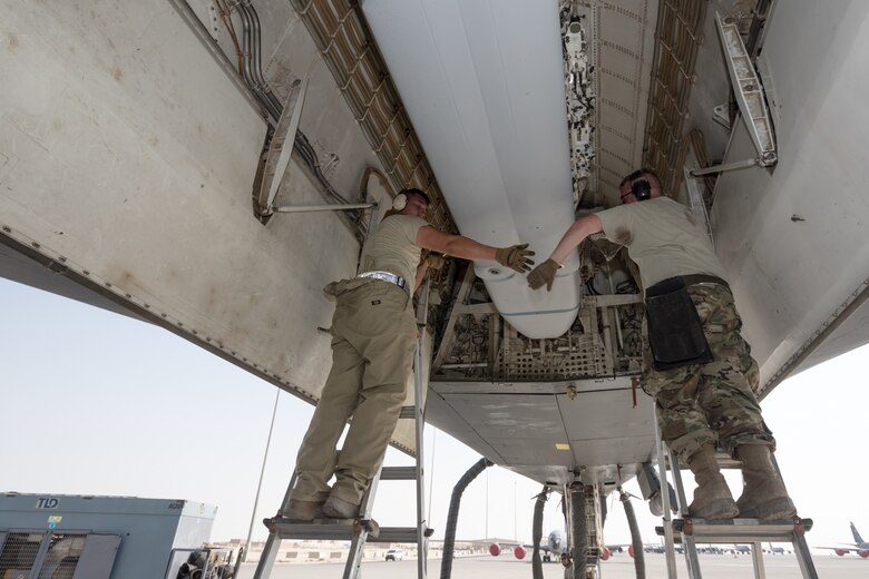 B-1B weapons loaders conduct combat-capability training > U.S. Air ...