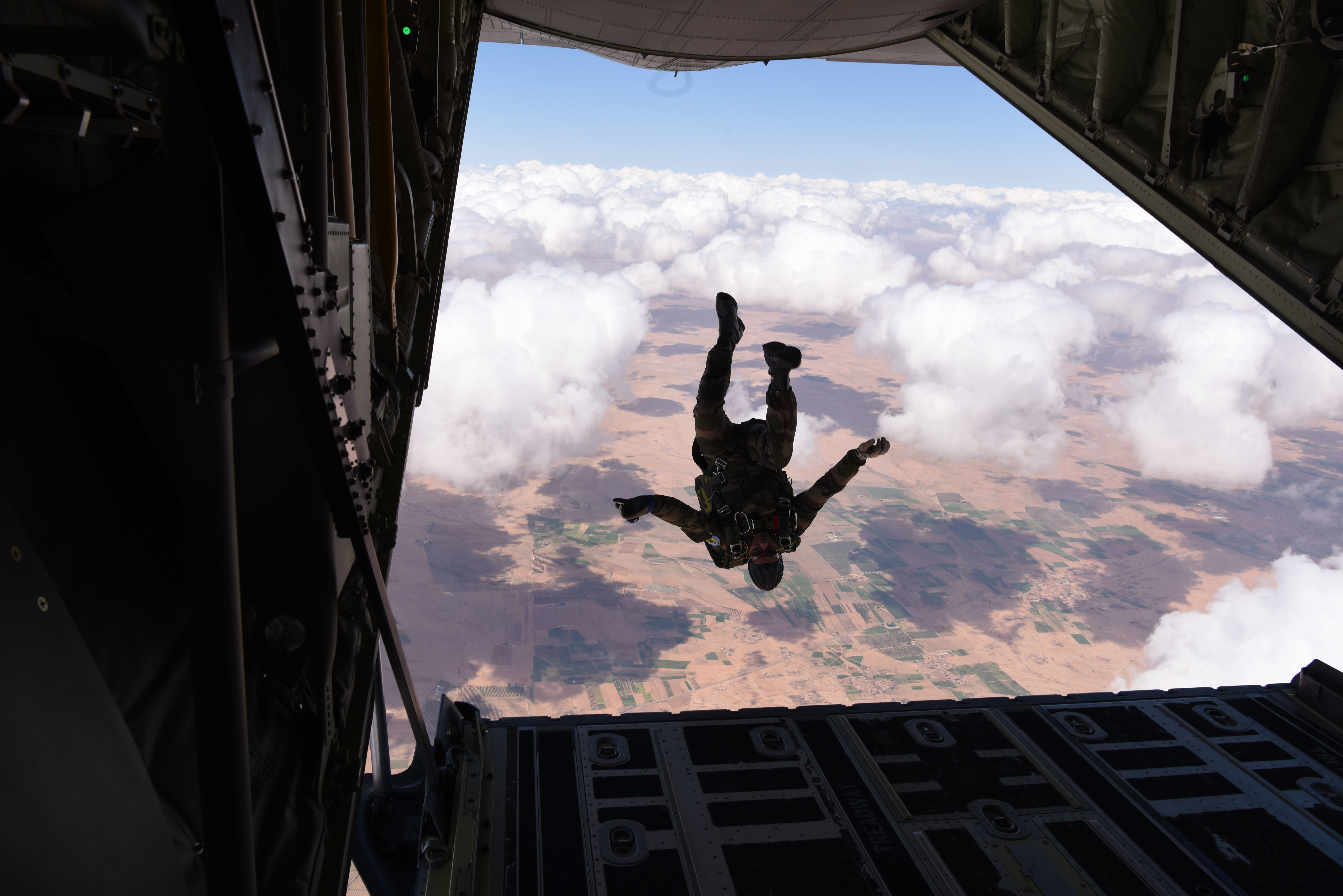 [7360x4912] A Royal Moroccan Armed Forces paratrooper participates in a ...