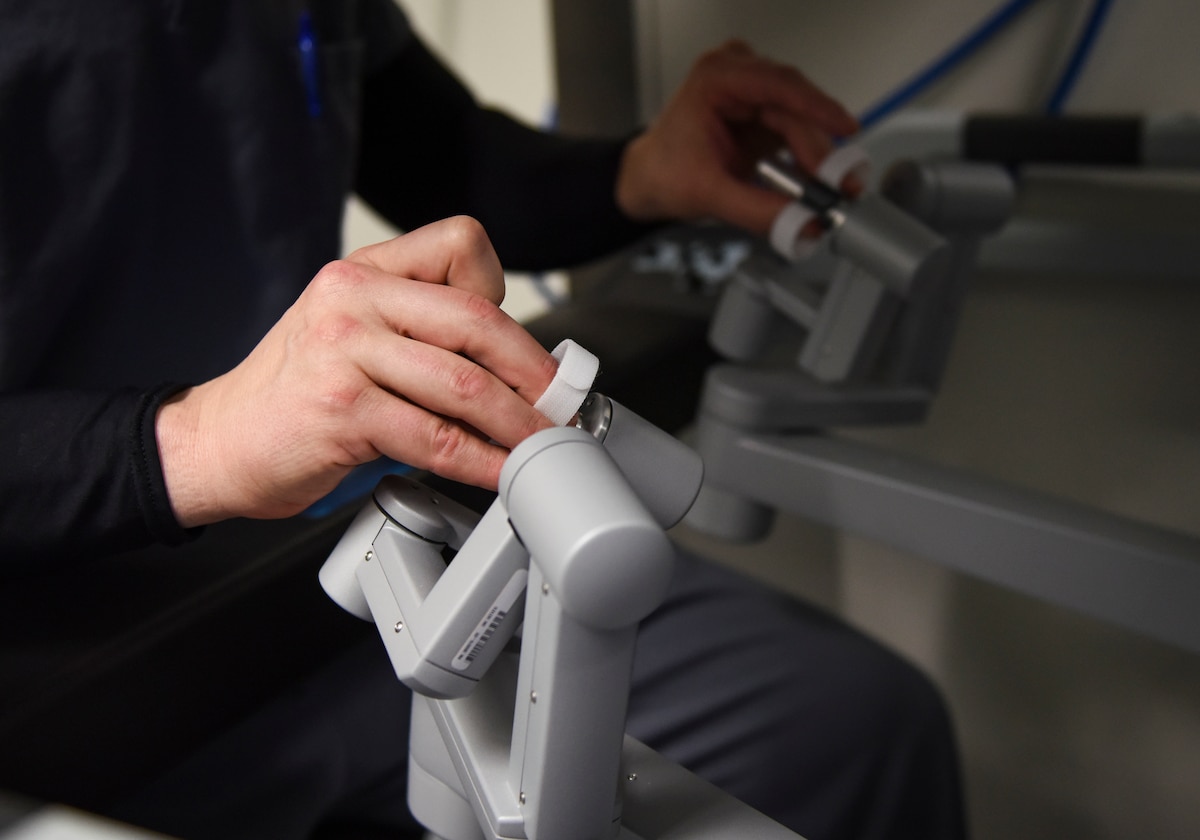 Robotic system advances minimally invasive surgery > Air Force ...