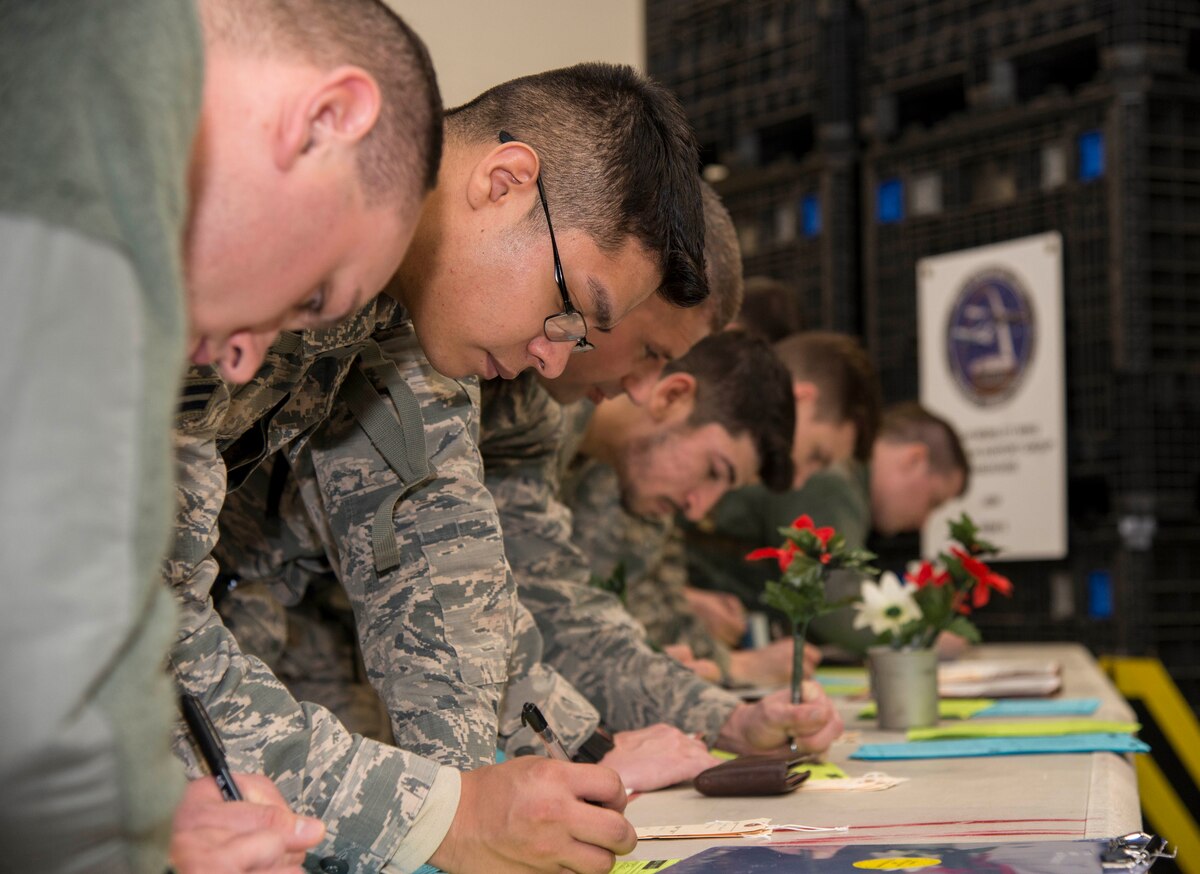 Unit Deployment Managers prepare Airmen for wartime efforts > Scott Air ...