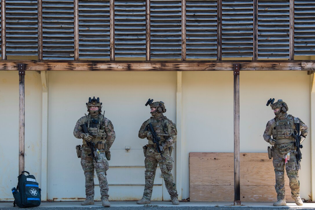 U.S. Coast Guardsmen with MSRT-W tackle training at JBER