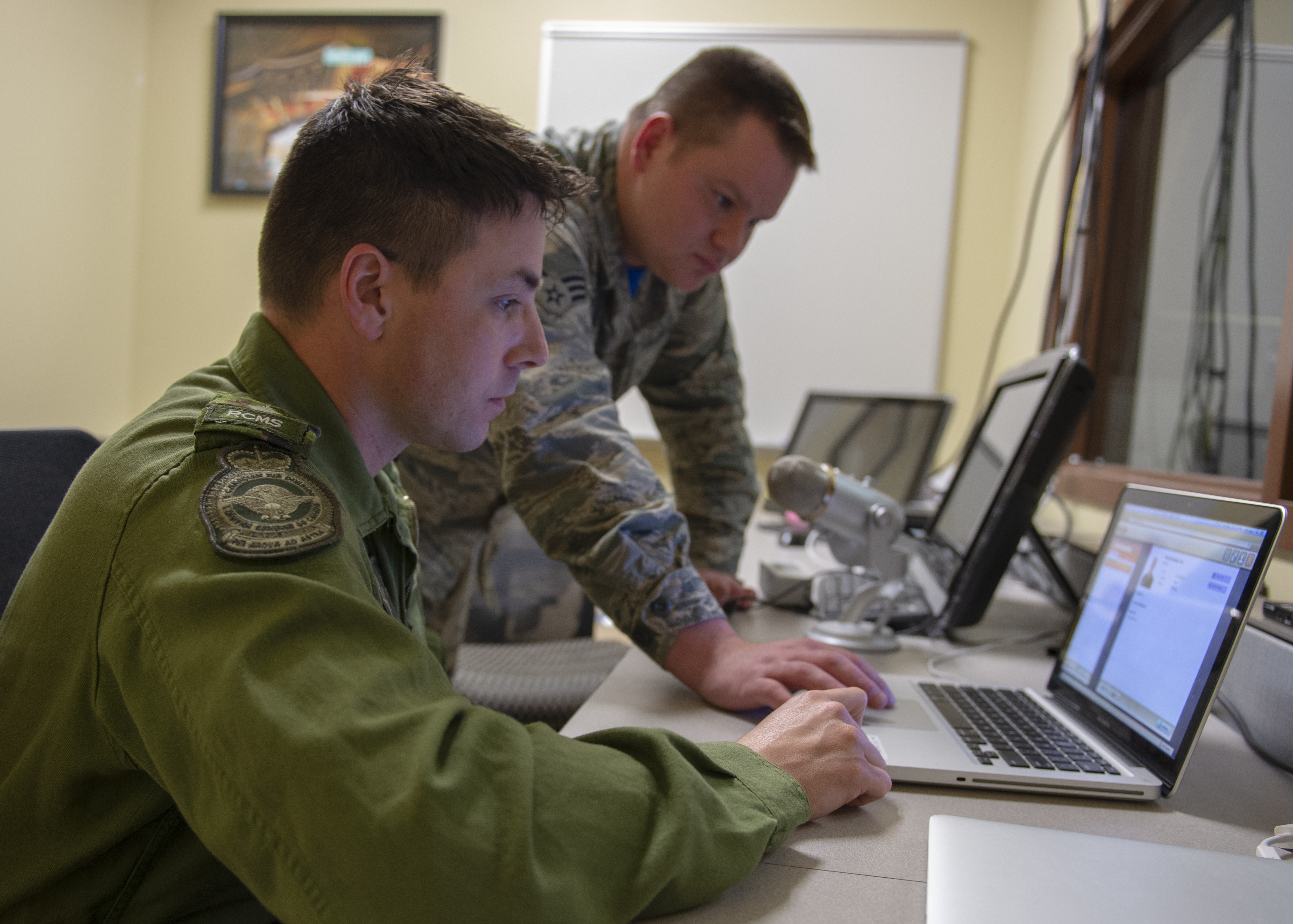 Canadian officer trains with U.S. aeromedical evacuation team > Scott ...