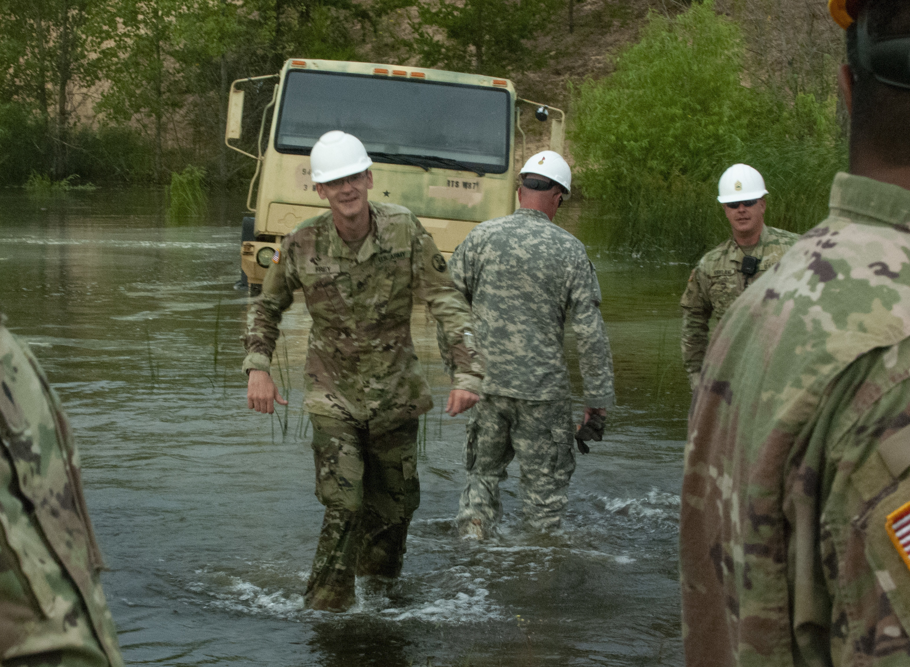 Soldiers dig deep for wheeled vehicle mechanic training > U.S. Army ...