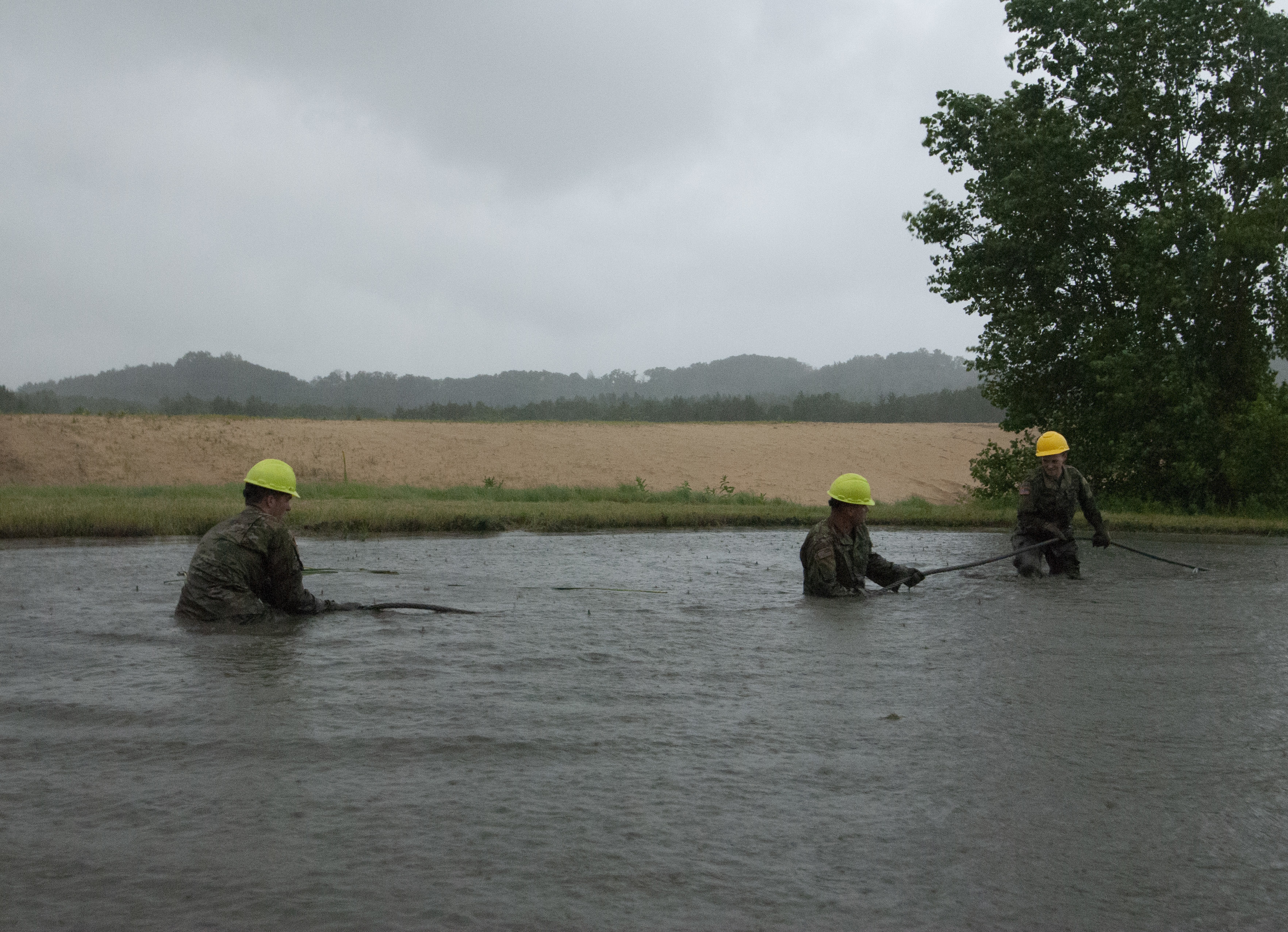 Soldiers dig deep for wheeled vehicle mechanic training > U.S. Army ...