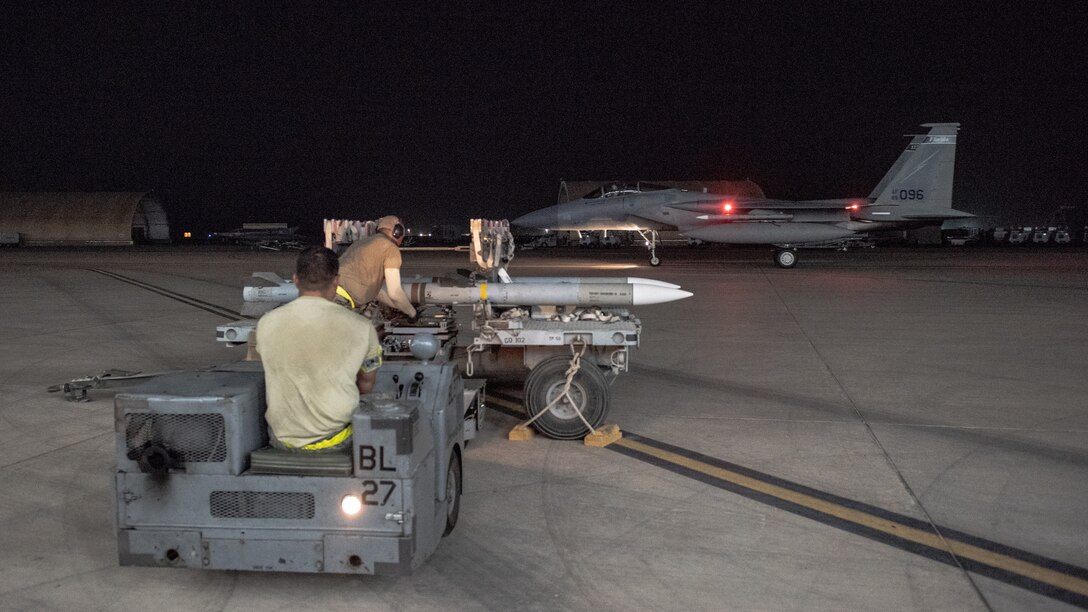 Weapons load crew arms F-15E Strike Eagle
