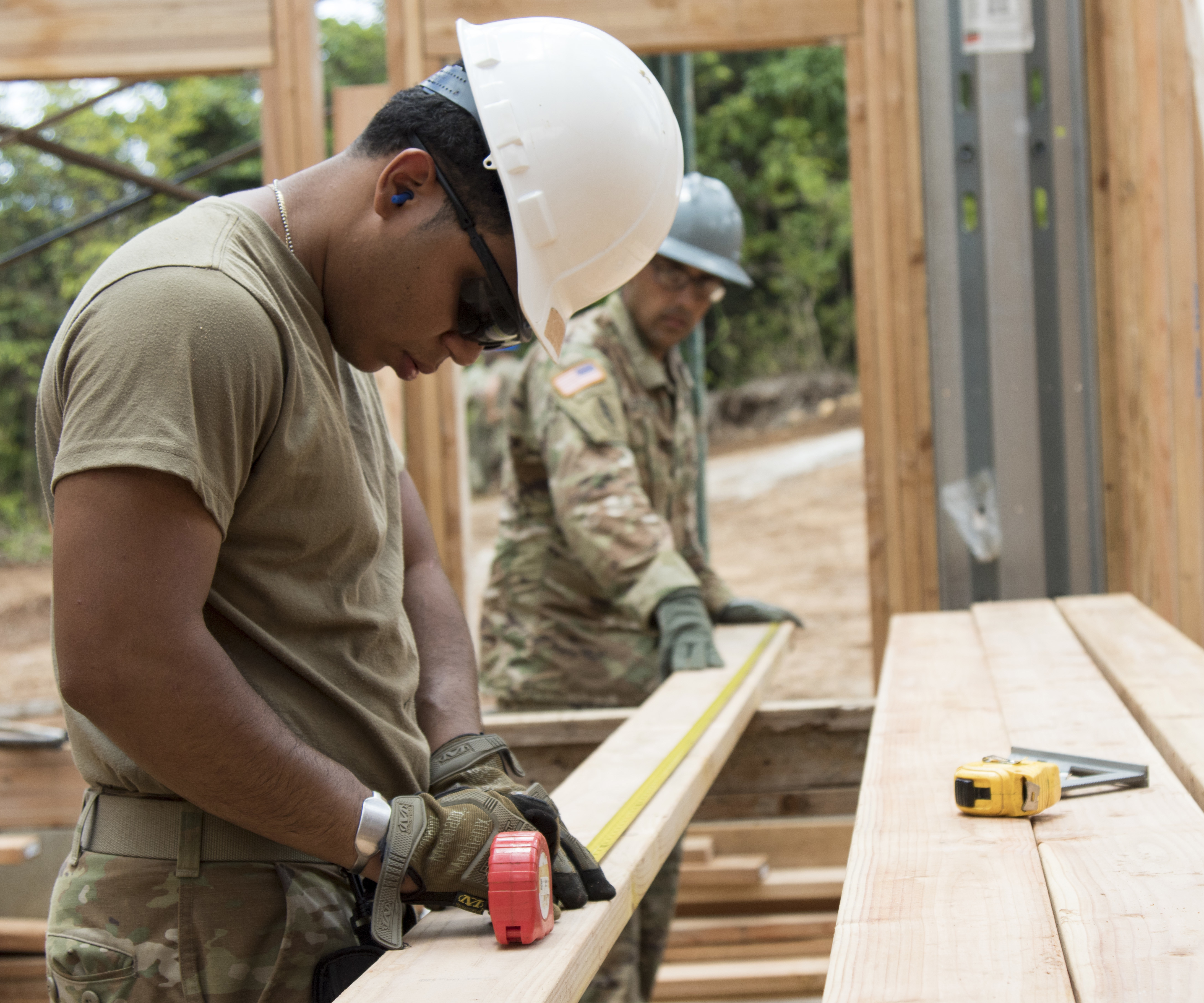 N.Y. National Guard engineers training, building in Hawaii > National ...