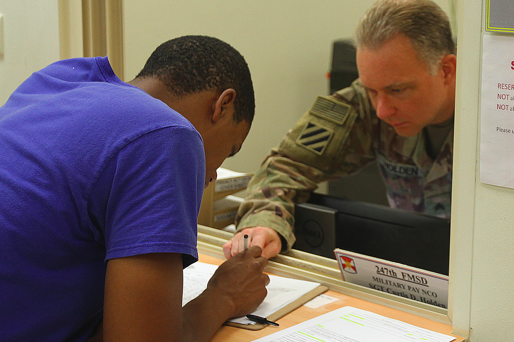 Deployed MN National Guard finance Soldiers take care of troops > U.S ...