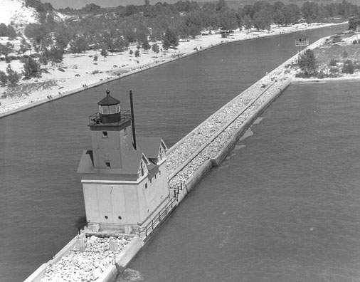 Holland Harbor Pierhead Light
