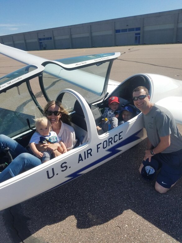 Reserve Citizen Airmen uses gliders to help heal wounded warriors ...