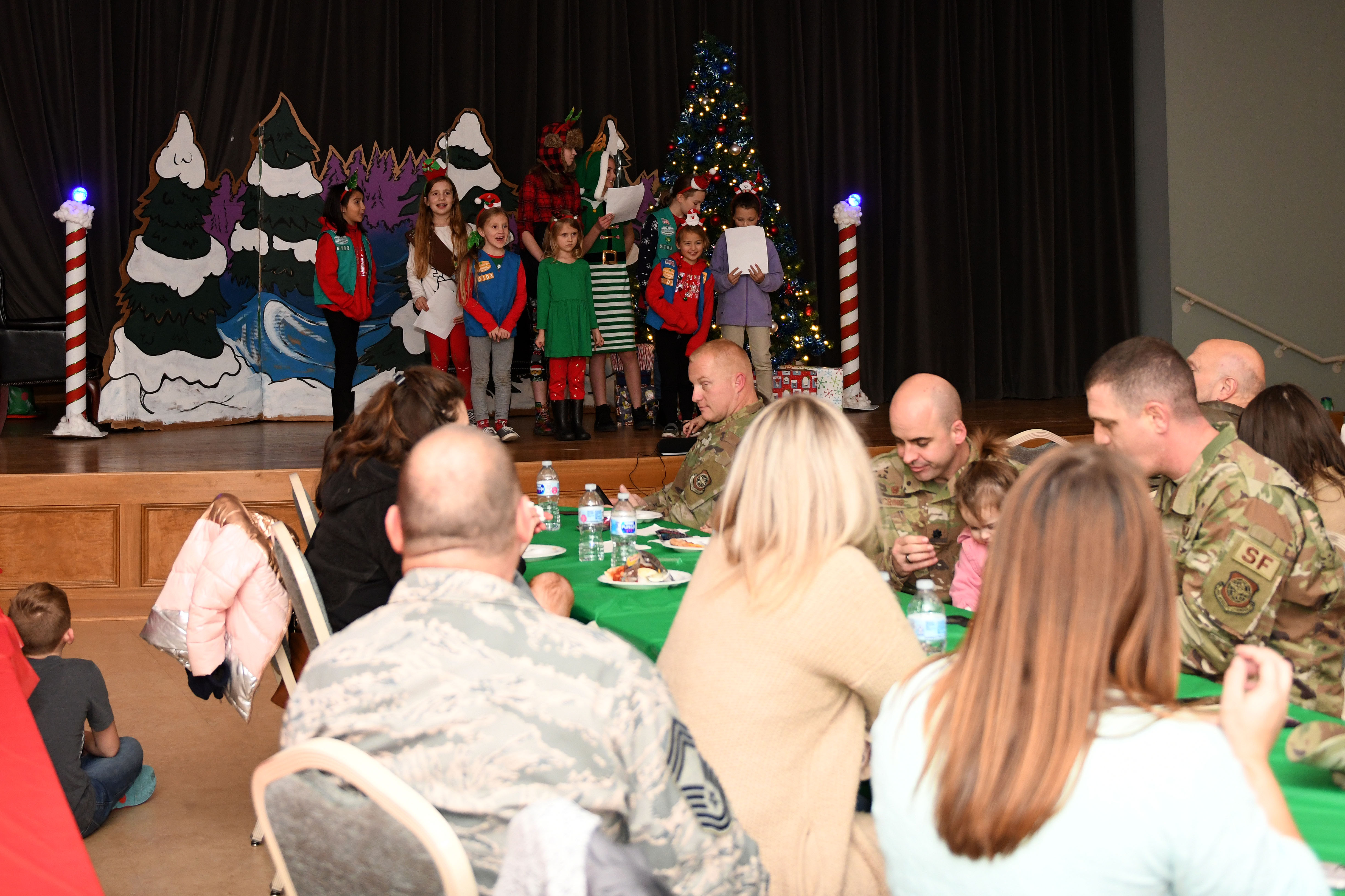 Caring for Airmen & families through Deployed Family Dinner > Little ...