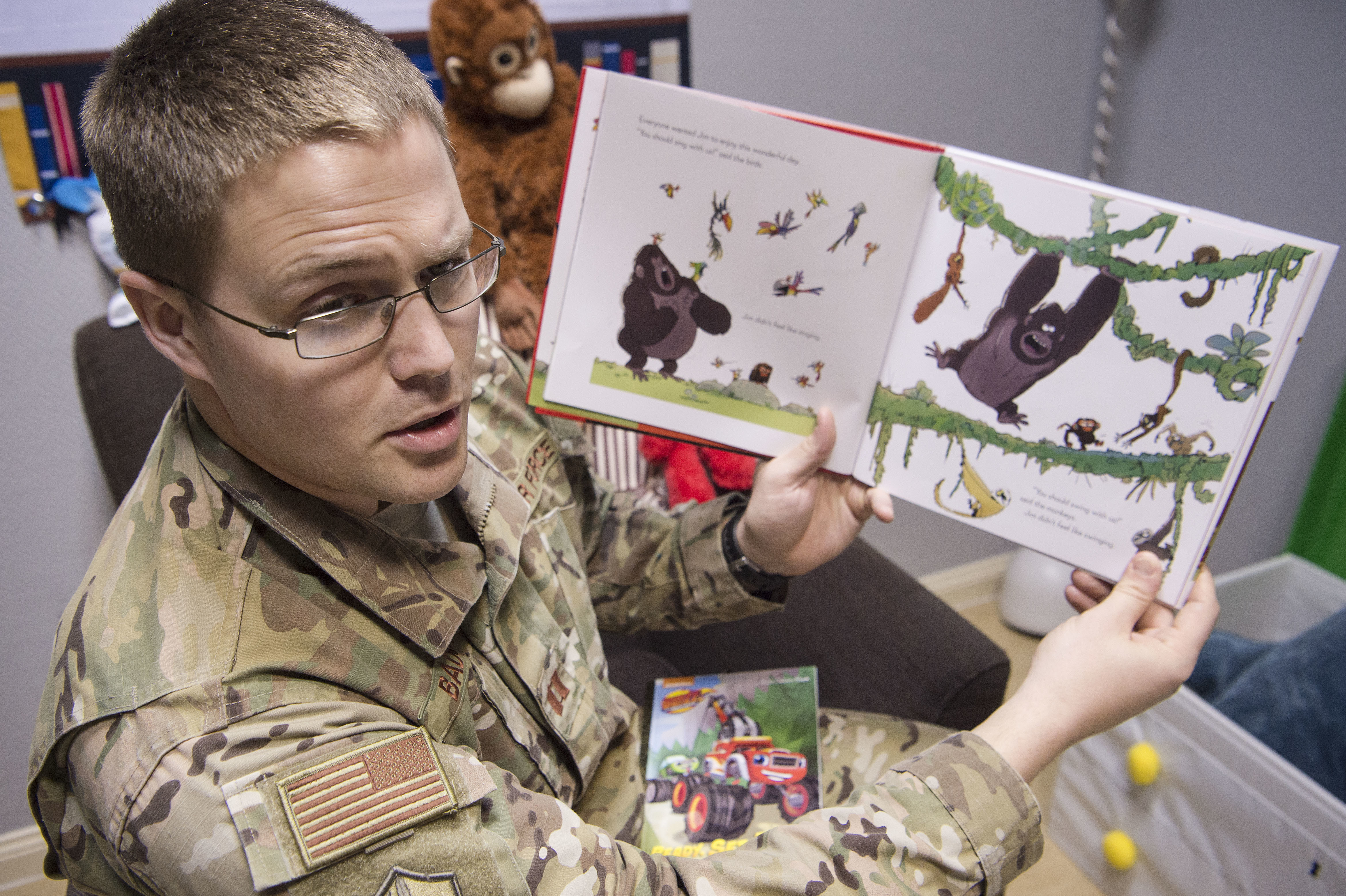 USO reading program brings AUAB families closer > U.S. Air Forces ...