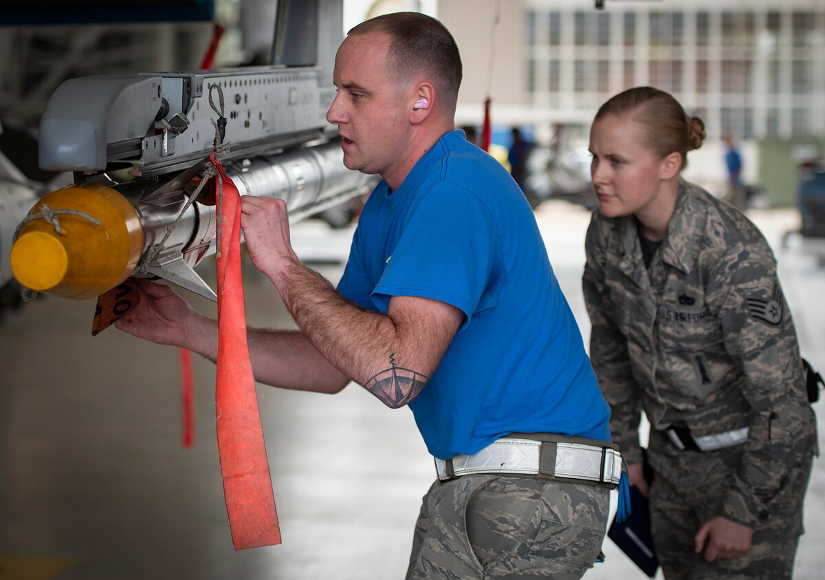 Loadcrew finds winning balance > Robins Air Force Base > Article Display
