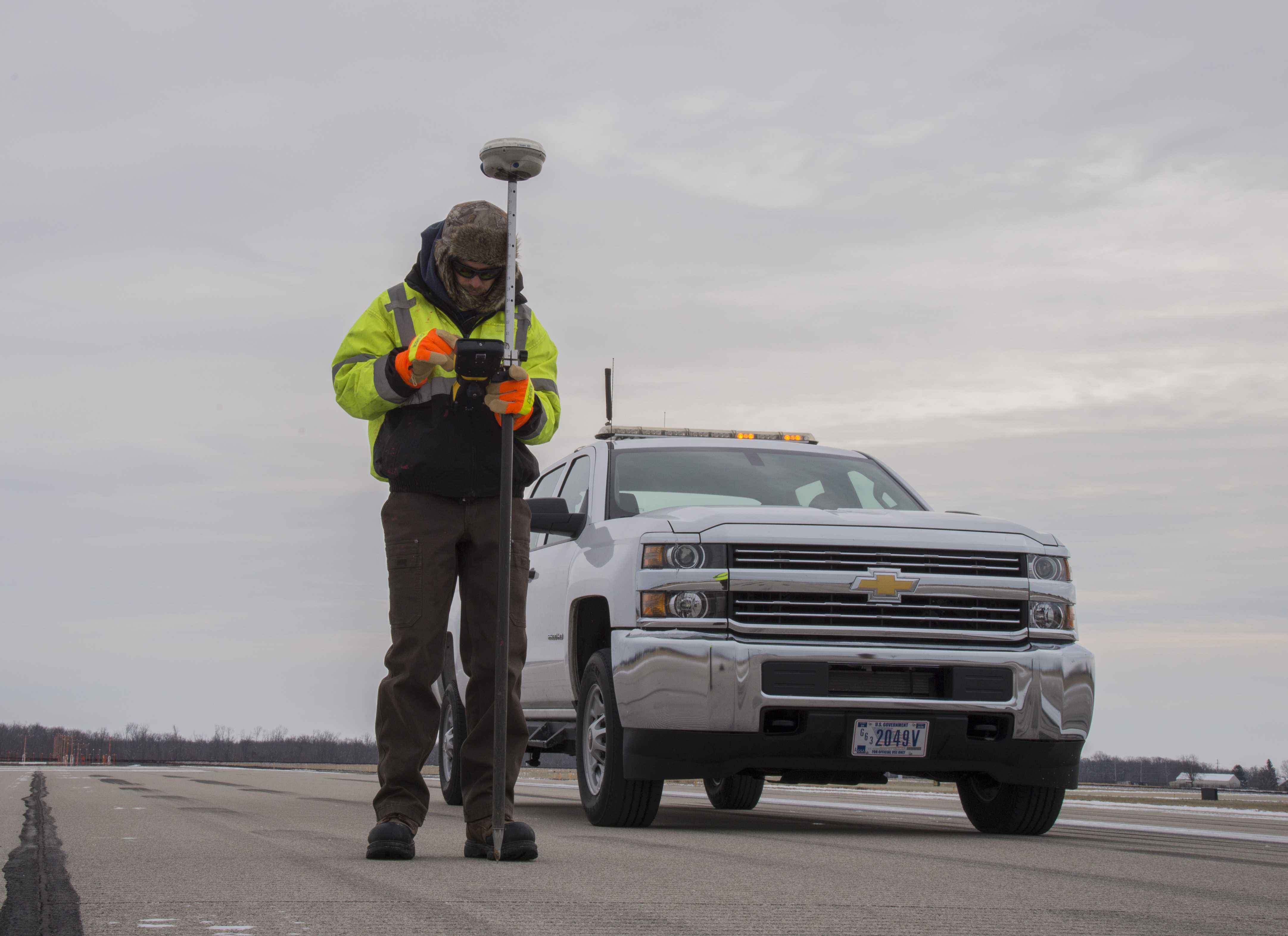Airmen assist with airfield readiness for flight safety > Scott Air ...