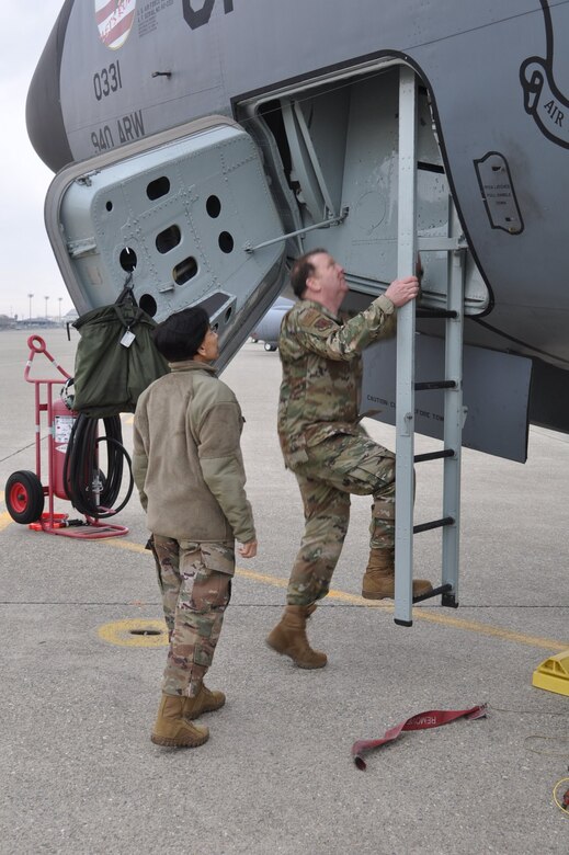 AFRC command team visits Airmen > 940th Air Refueling Wing > Article View