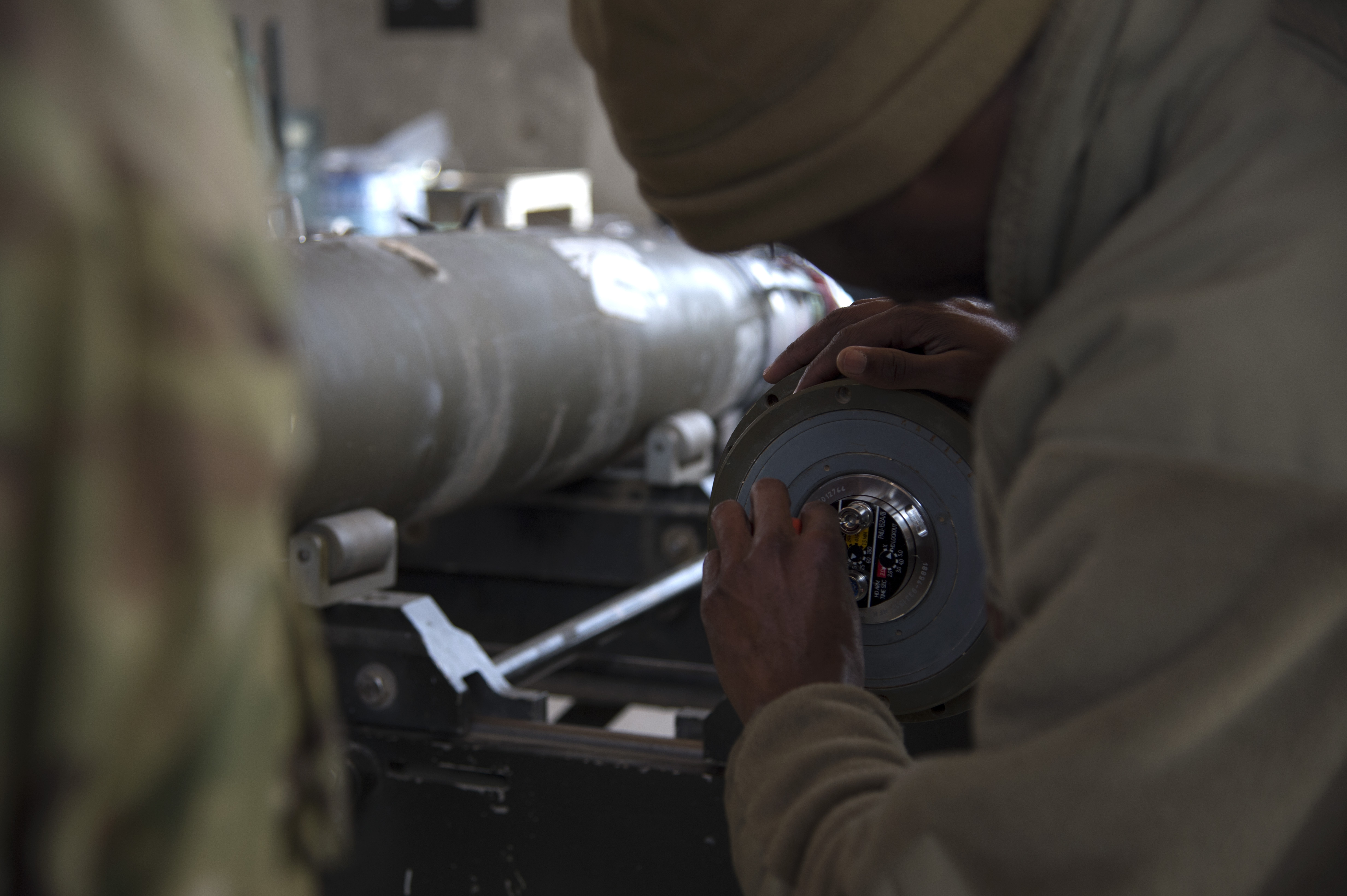 Airmen and Soldiers build bombs together at combat shadow event > U.S ...