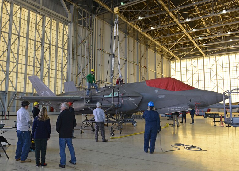 Test team verifies procedures to recover downed F-35 > Edwards Air ...