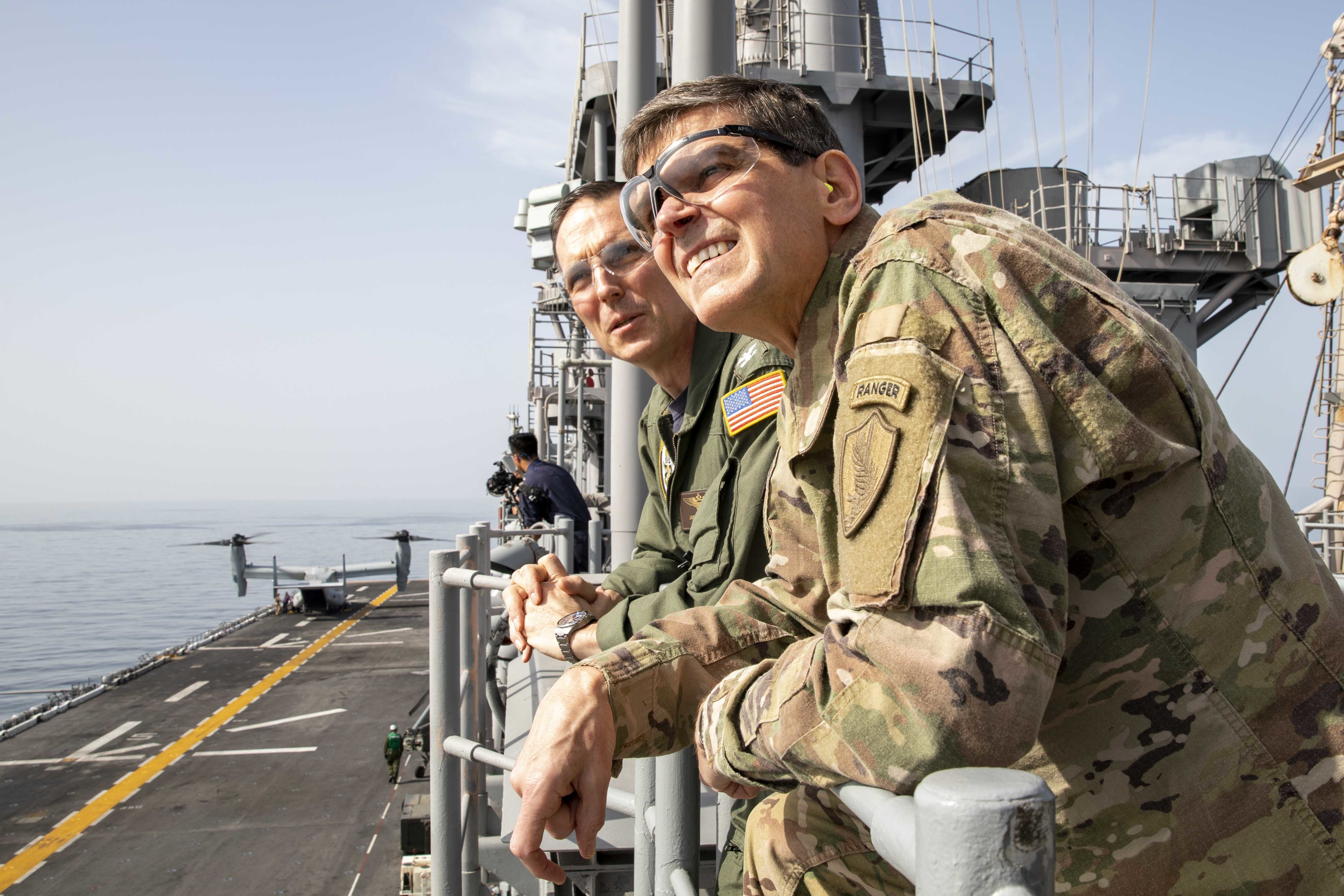 CENTCOM leaders visit USS Kearsarge