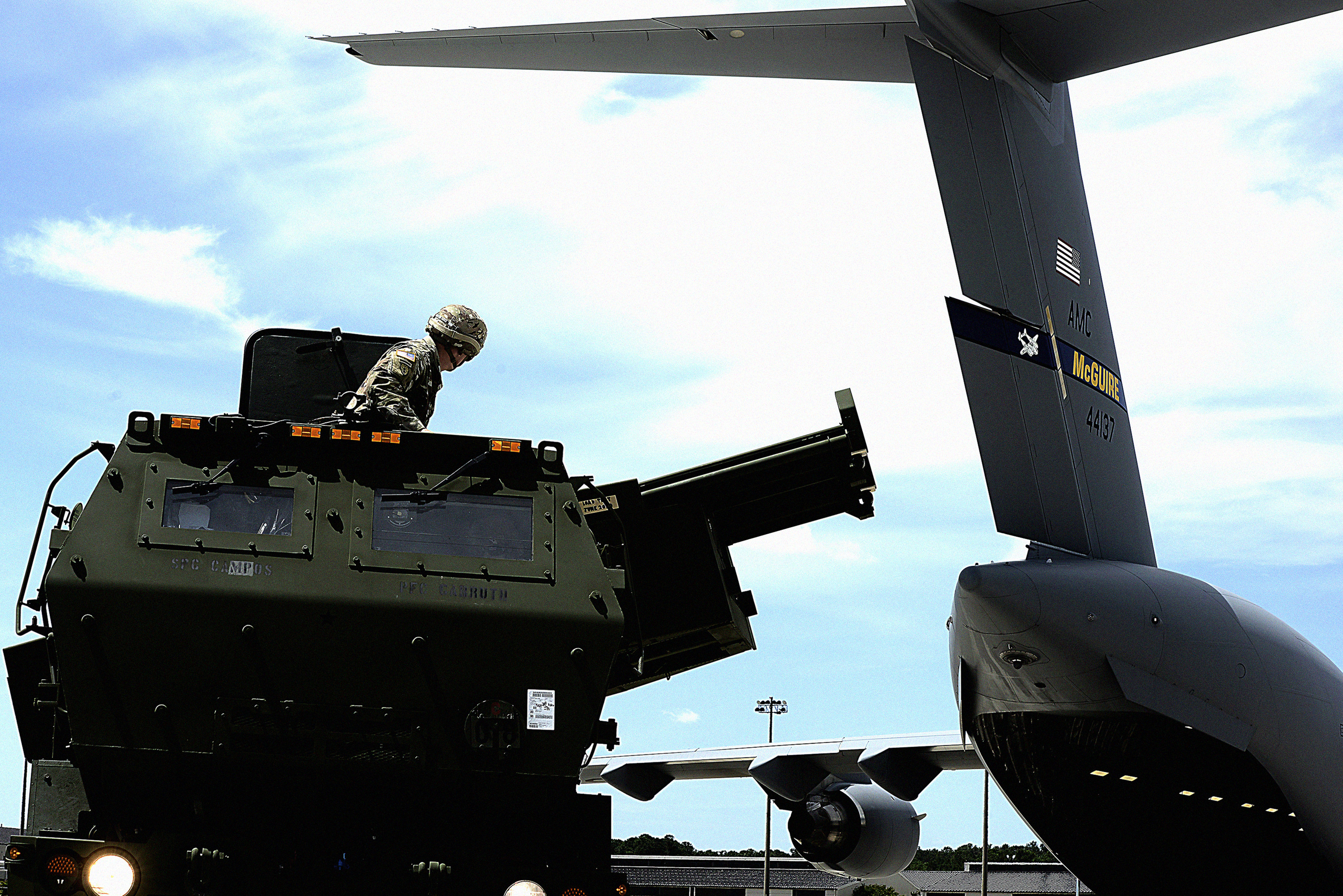 Mobility Airmen and artillery Soldiers combine strengths > Air Mobility ...