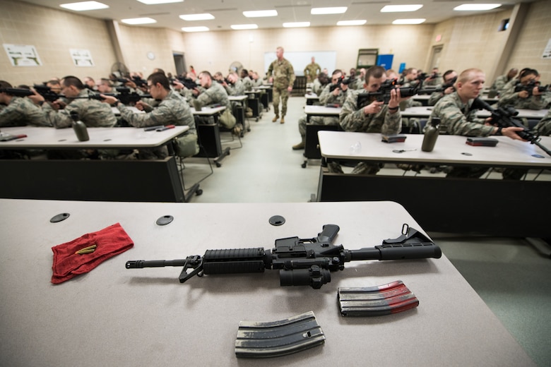 First BMT trainees experience M-4 training and qualification > Air ...