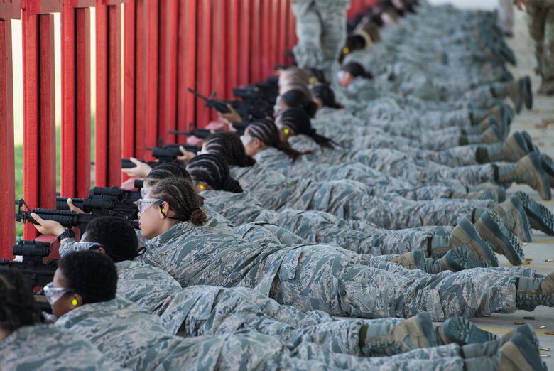 First BMT trainees experience M-4 training and qualification > Air ...