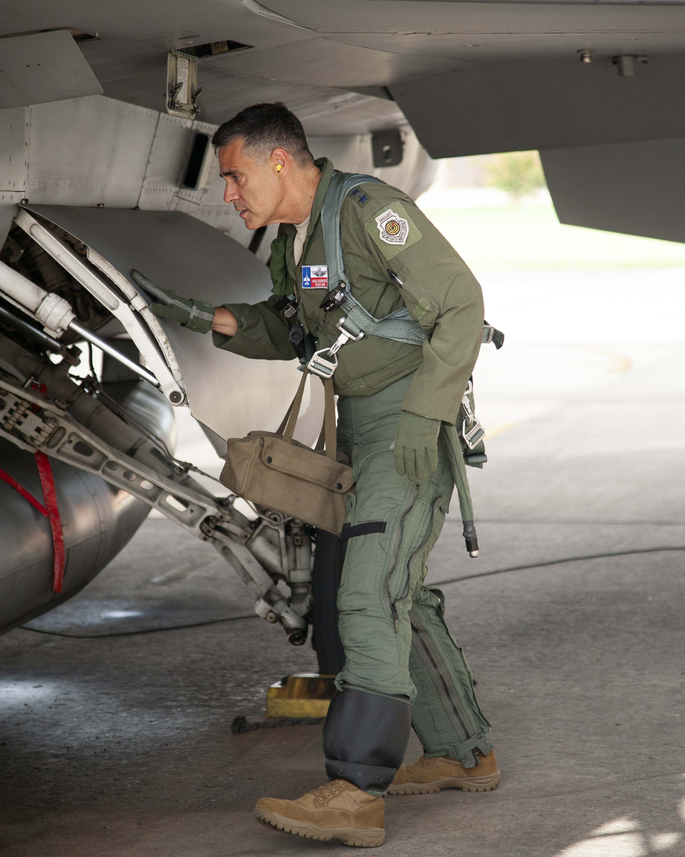 CONR-1st AF (AFNORTH) CC attends F-16 Senior Officer Course > CONR-1AF ...