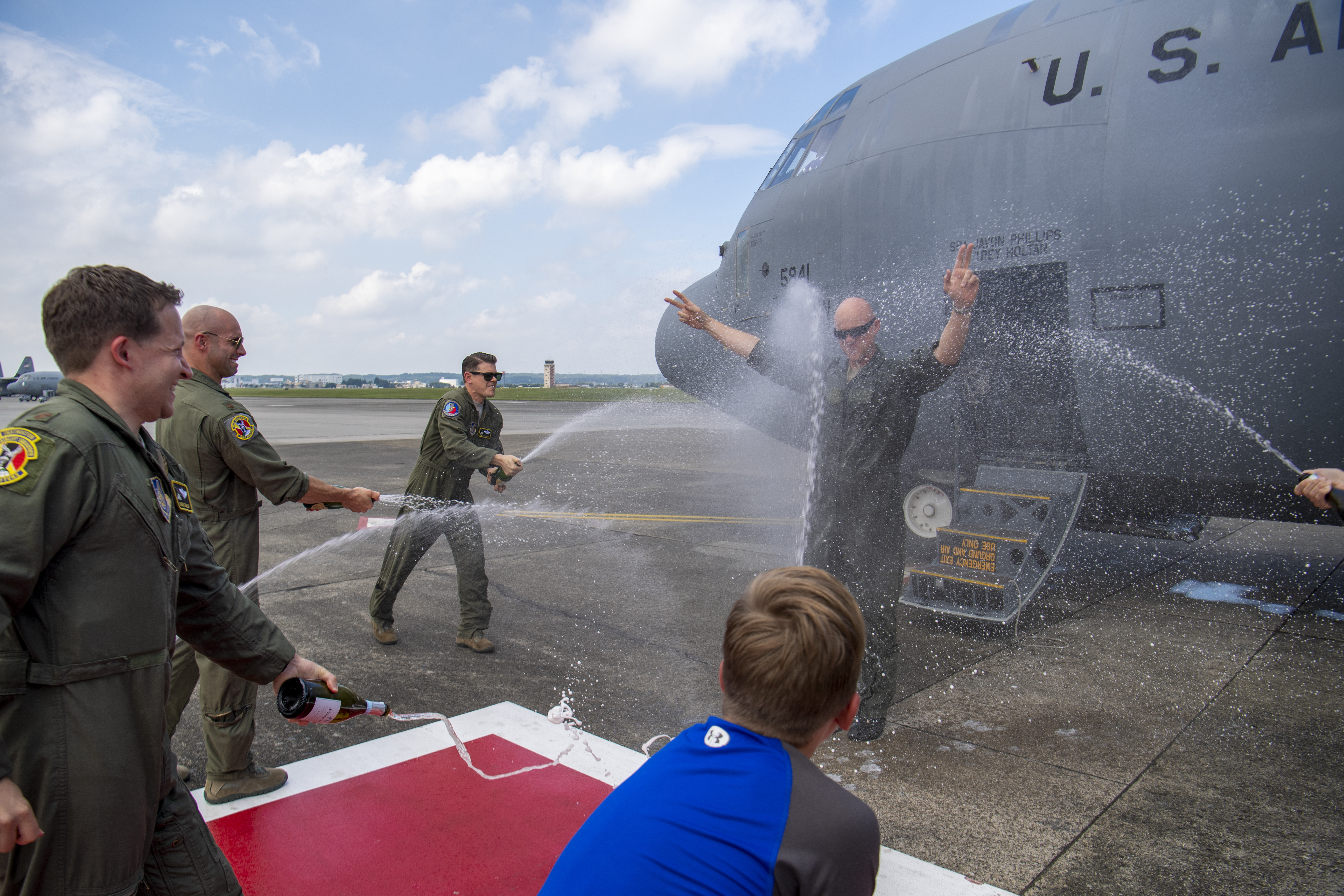 Col. King completes fini flight > Yokota Air Base > Article Display