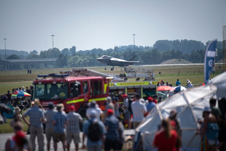 RAF, USAF celebrate Families and Friends day together > Royal Air Force ...