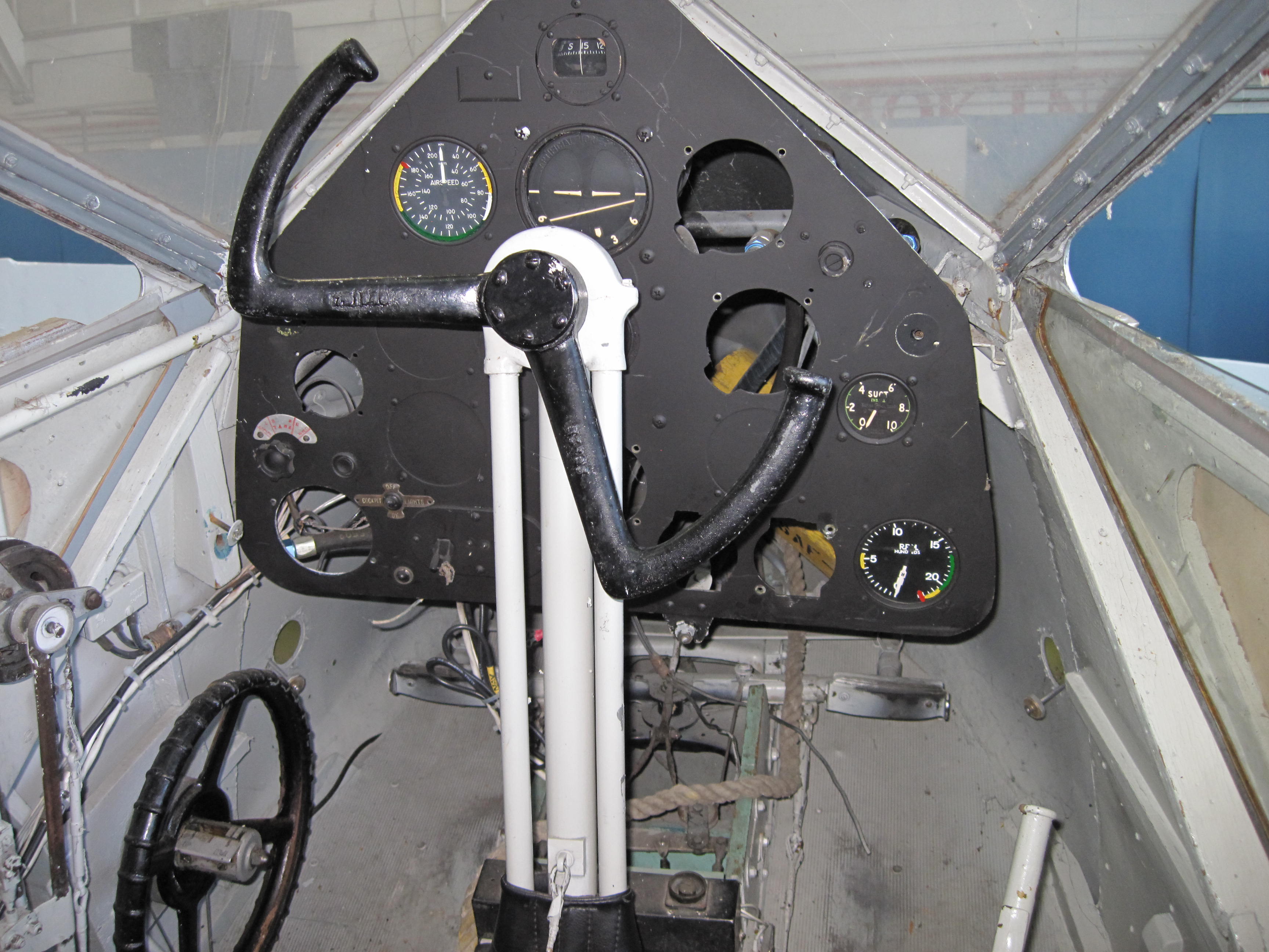 De Havilland 8 100 Cockpit