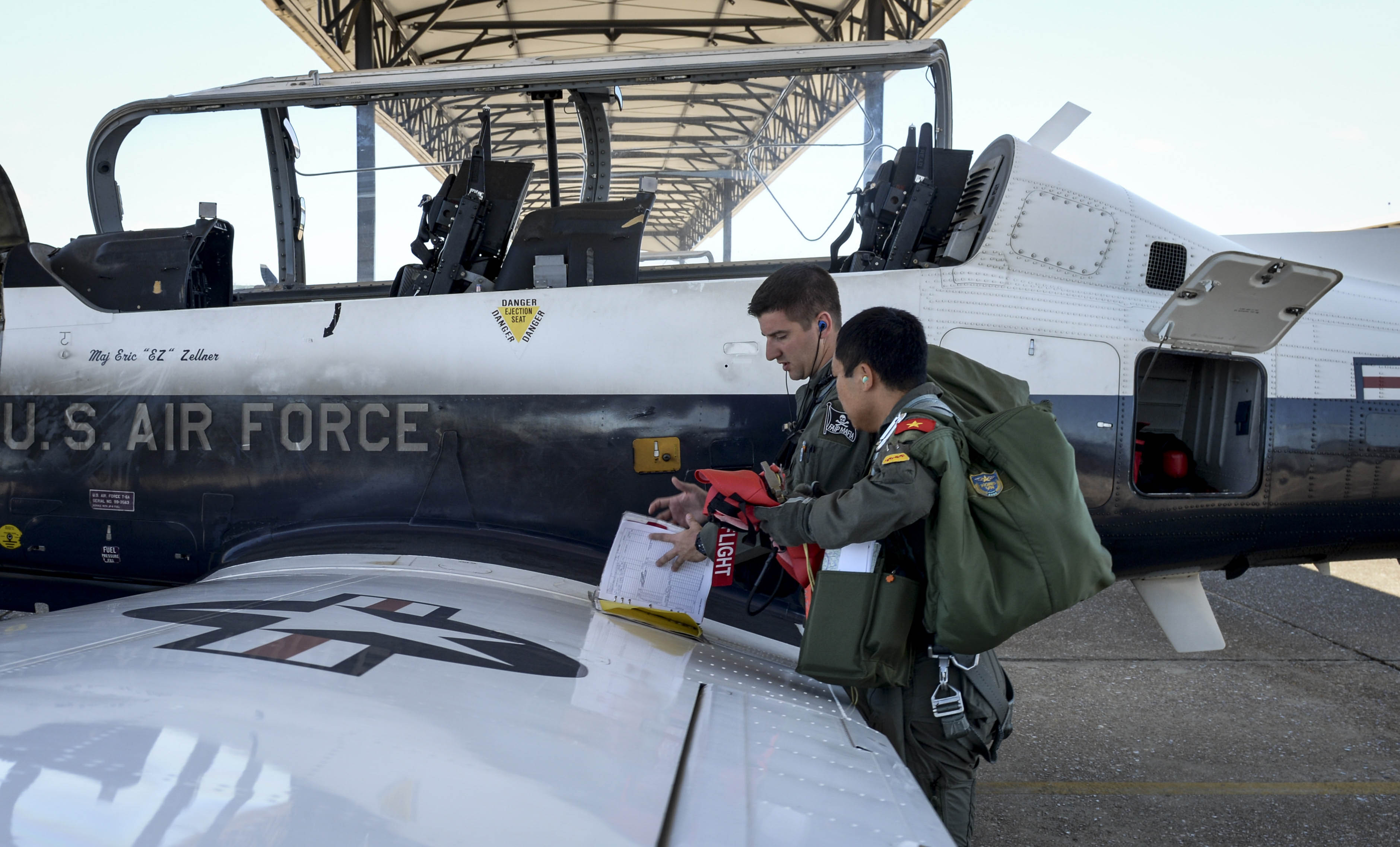 First Vietnamese student graduates from U.S. Aviation Leadership Program