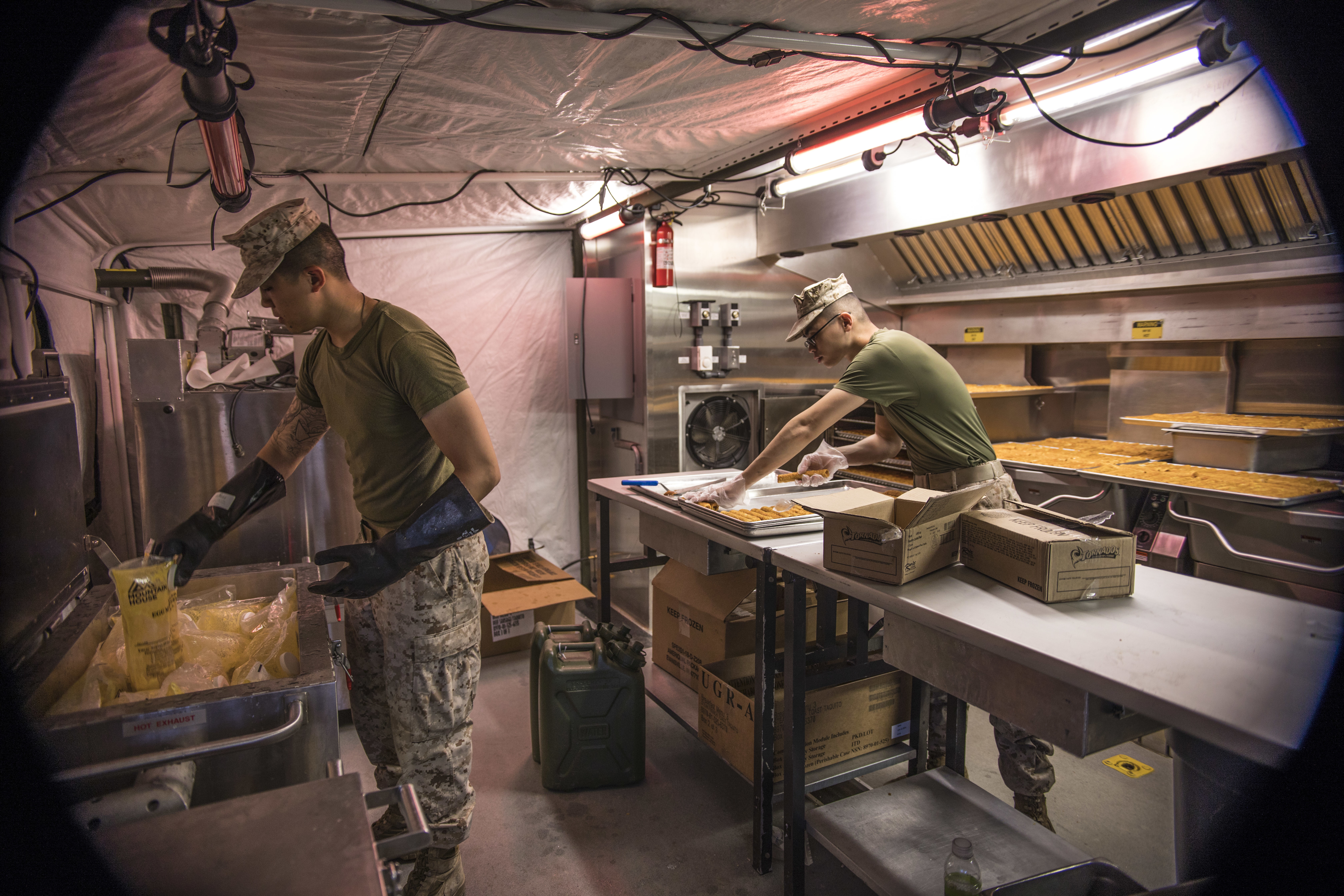 Reserve Marines prepare morning chow during ITX 4-19