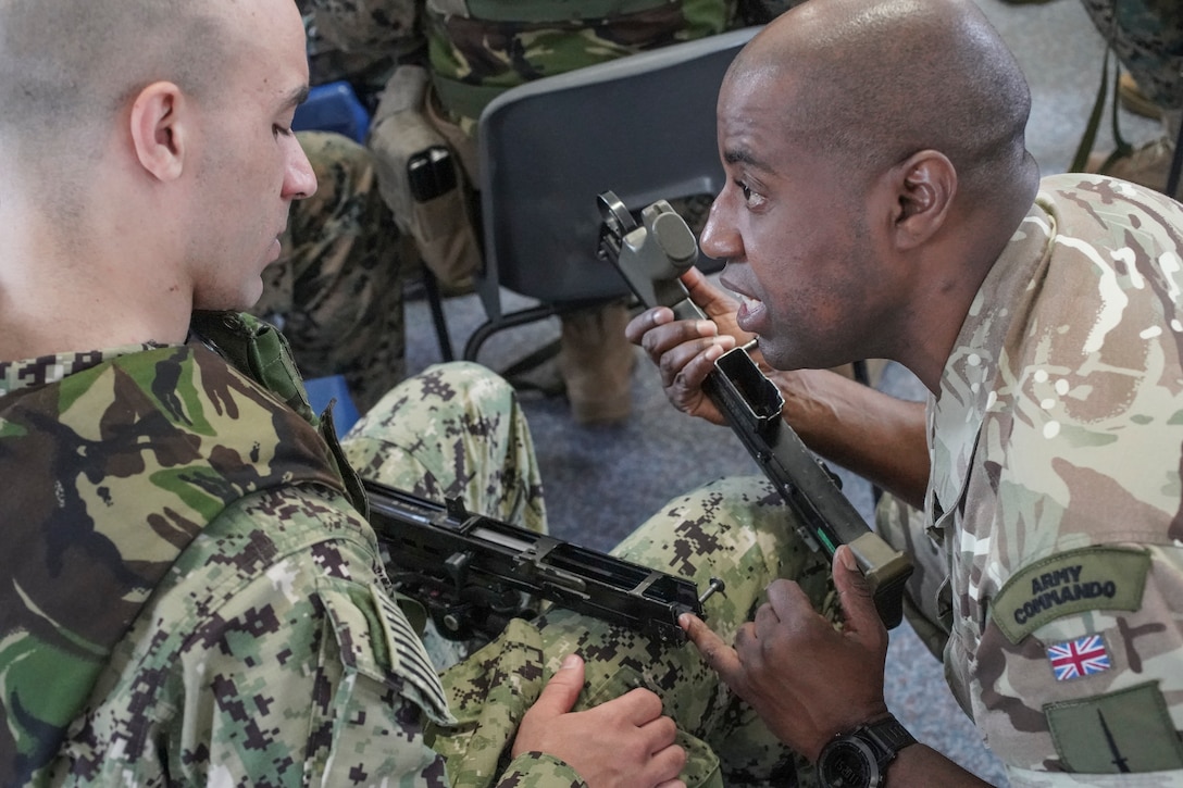 Reserve Marines, British Army Commandos conduct weapon familiarization ...