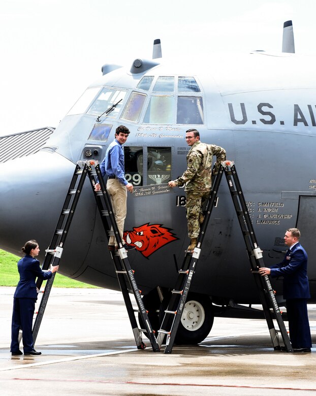 189th Airlift Wing receives new commander > 189th Airlift Wing ...