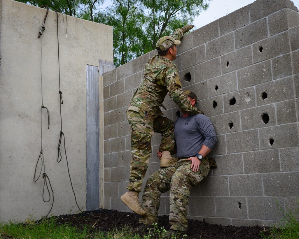 SERE specialists showcase training for recruiters