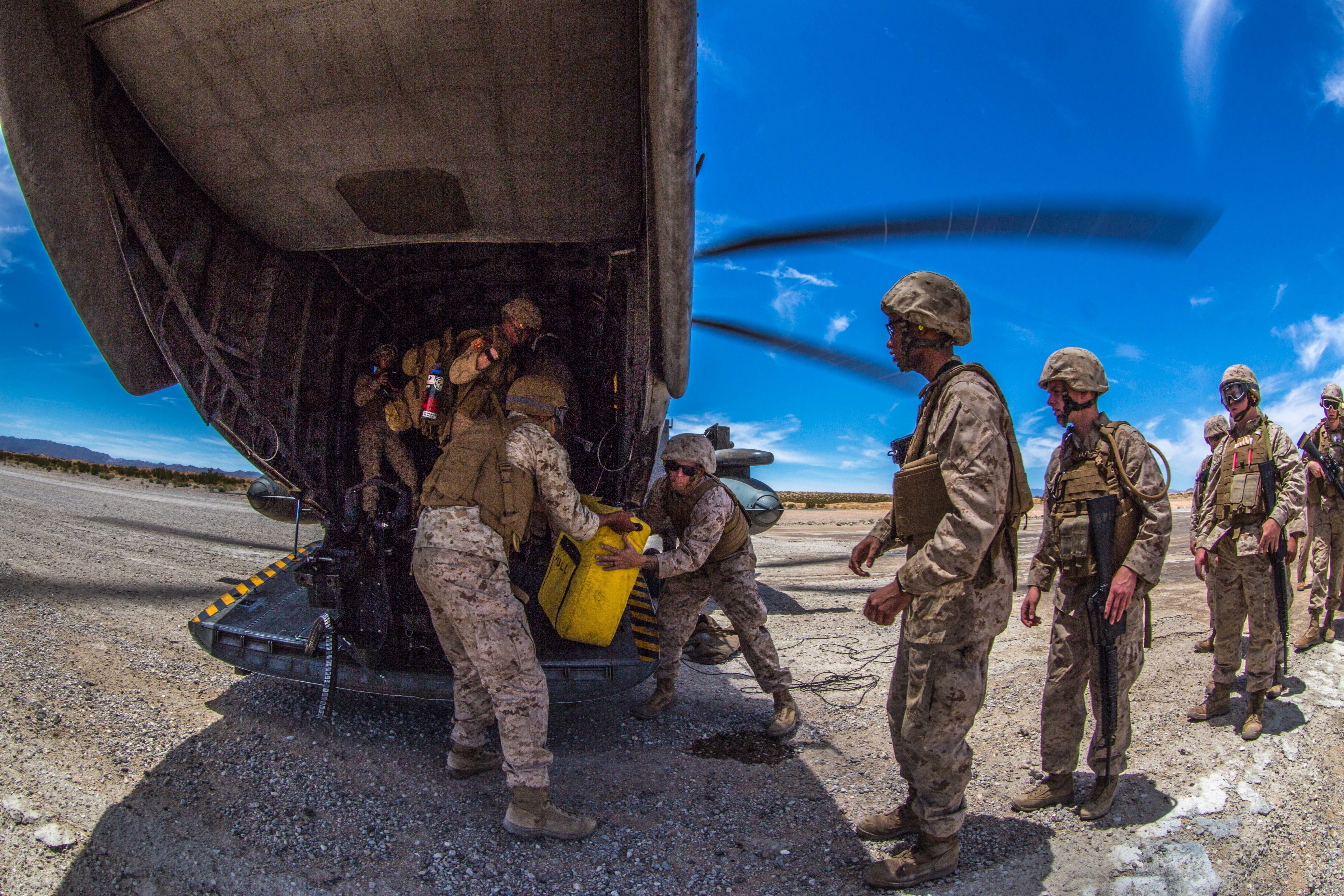 Reserve Marines fly in and unload at ITX 4-19