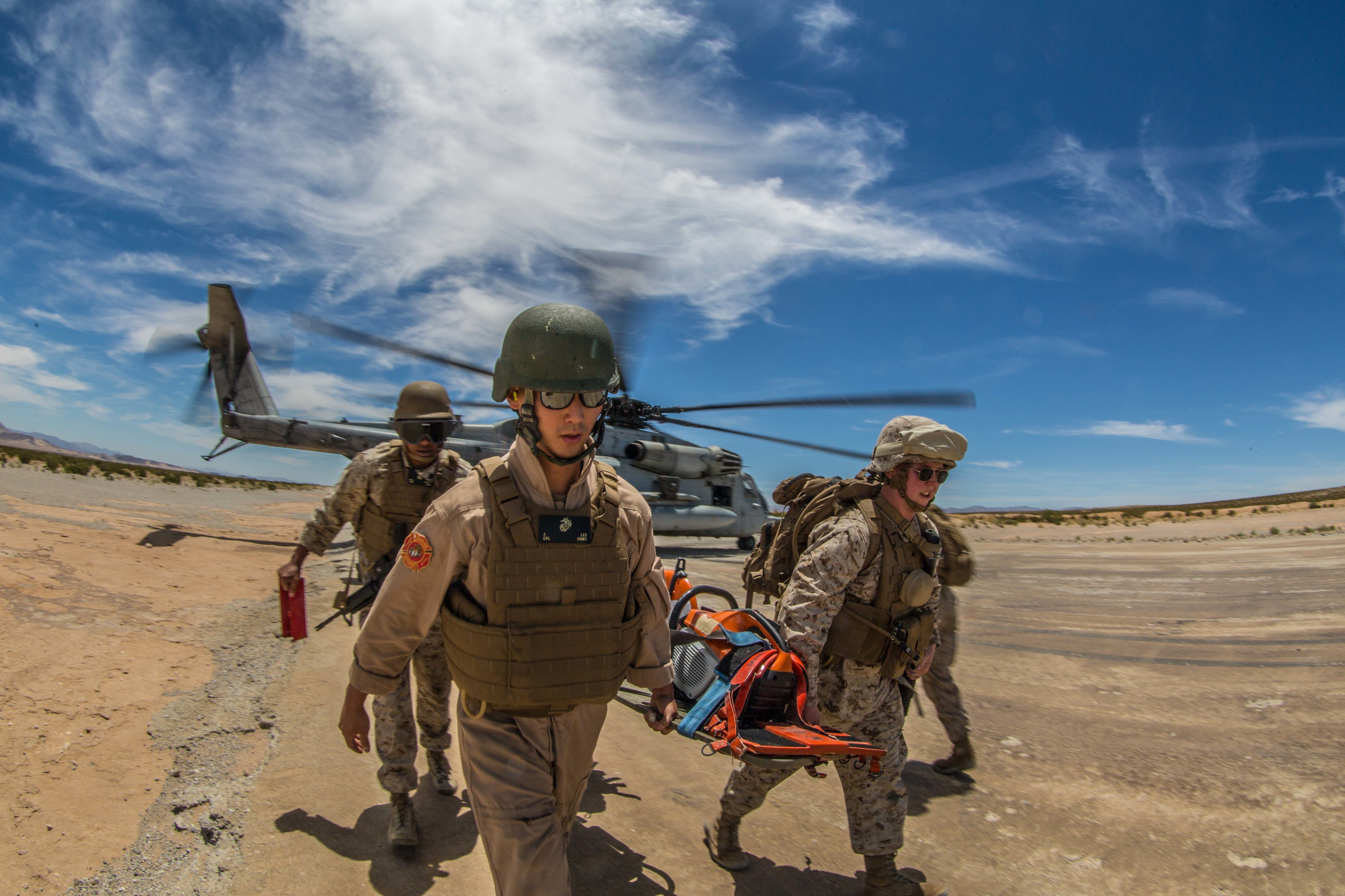 Reserve Marines fly in and unload at ITX 4-19