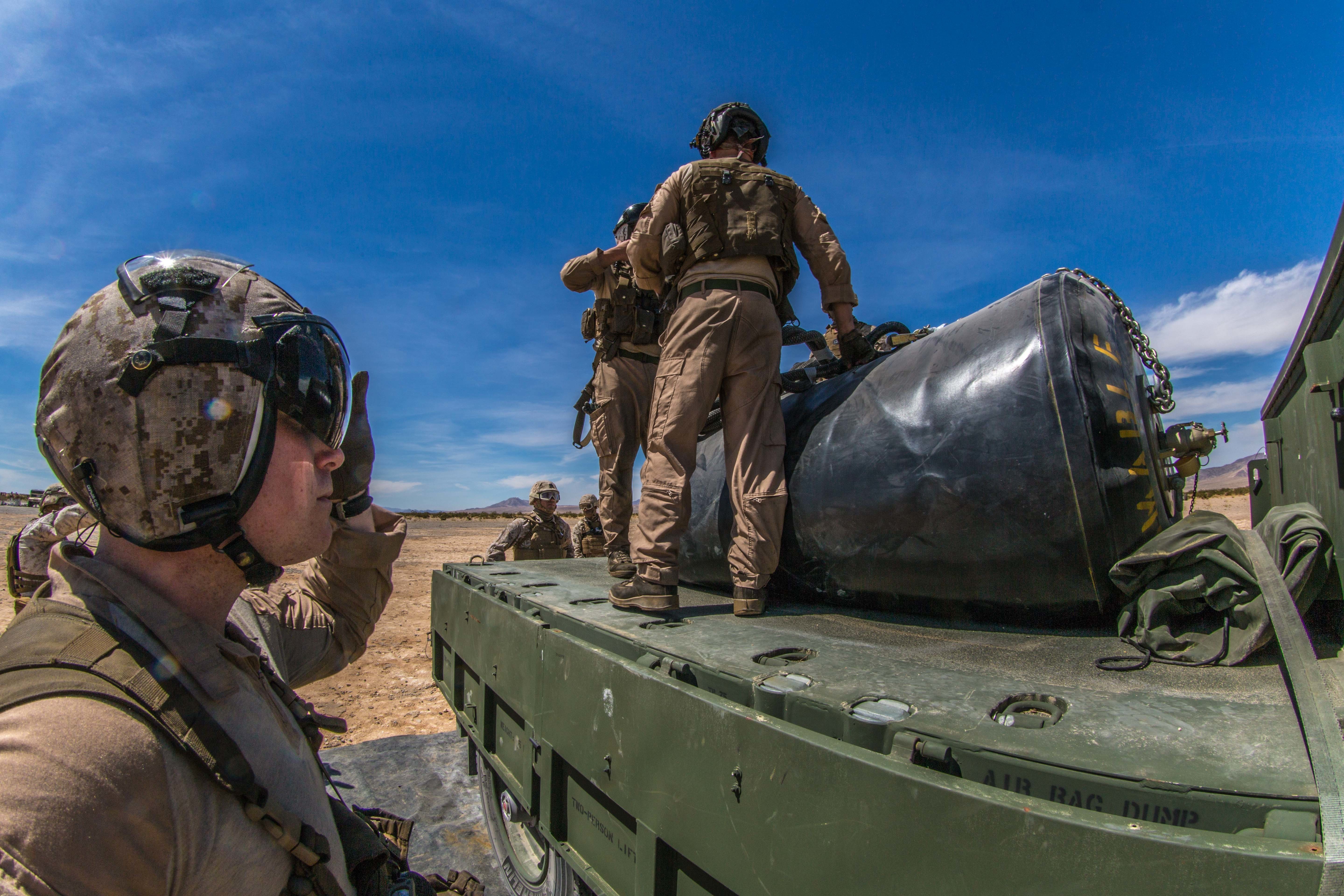 Reserve Marines fly in and unload at ITX 4-19